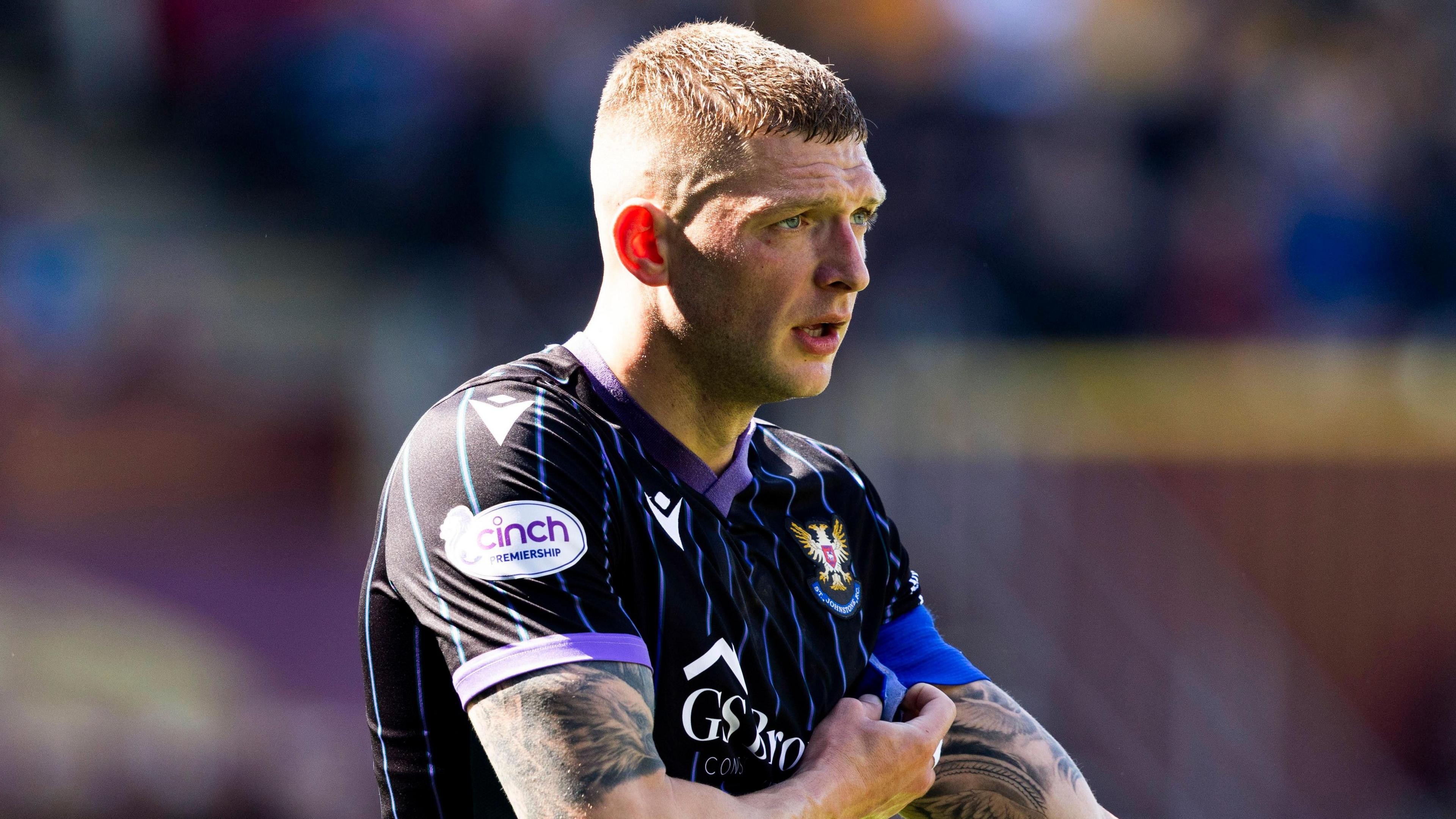 Motherwell sign 'leader' Liam Gordon from St Johnstone - BBC Sport