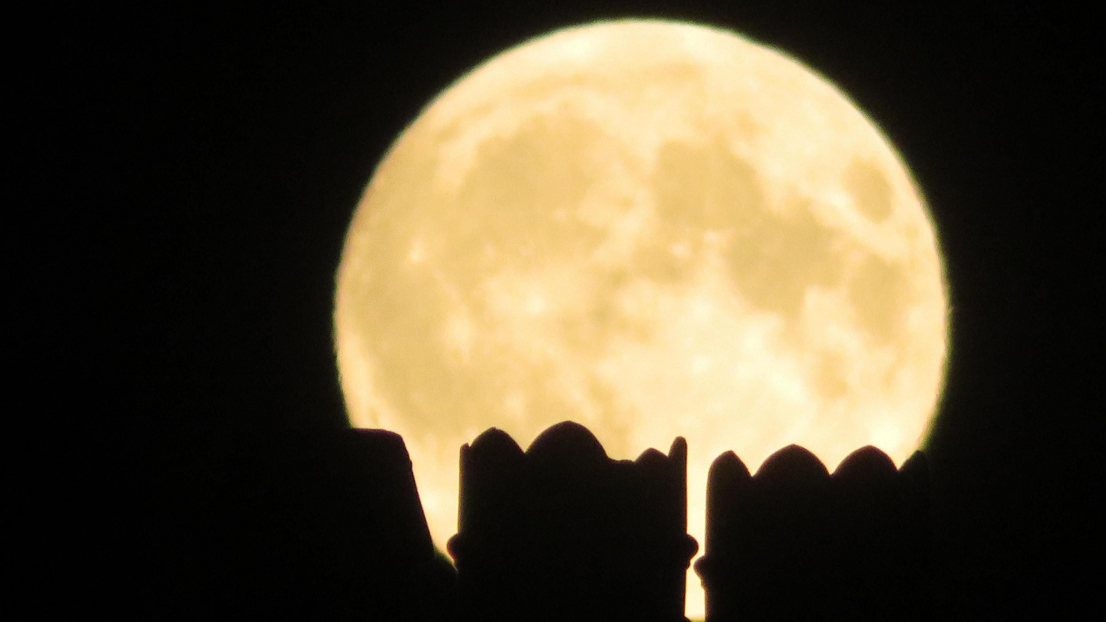 January 2026 full Moon: How and when to see the Wolf supermoon - BBC ...