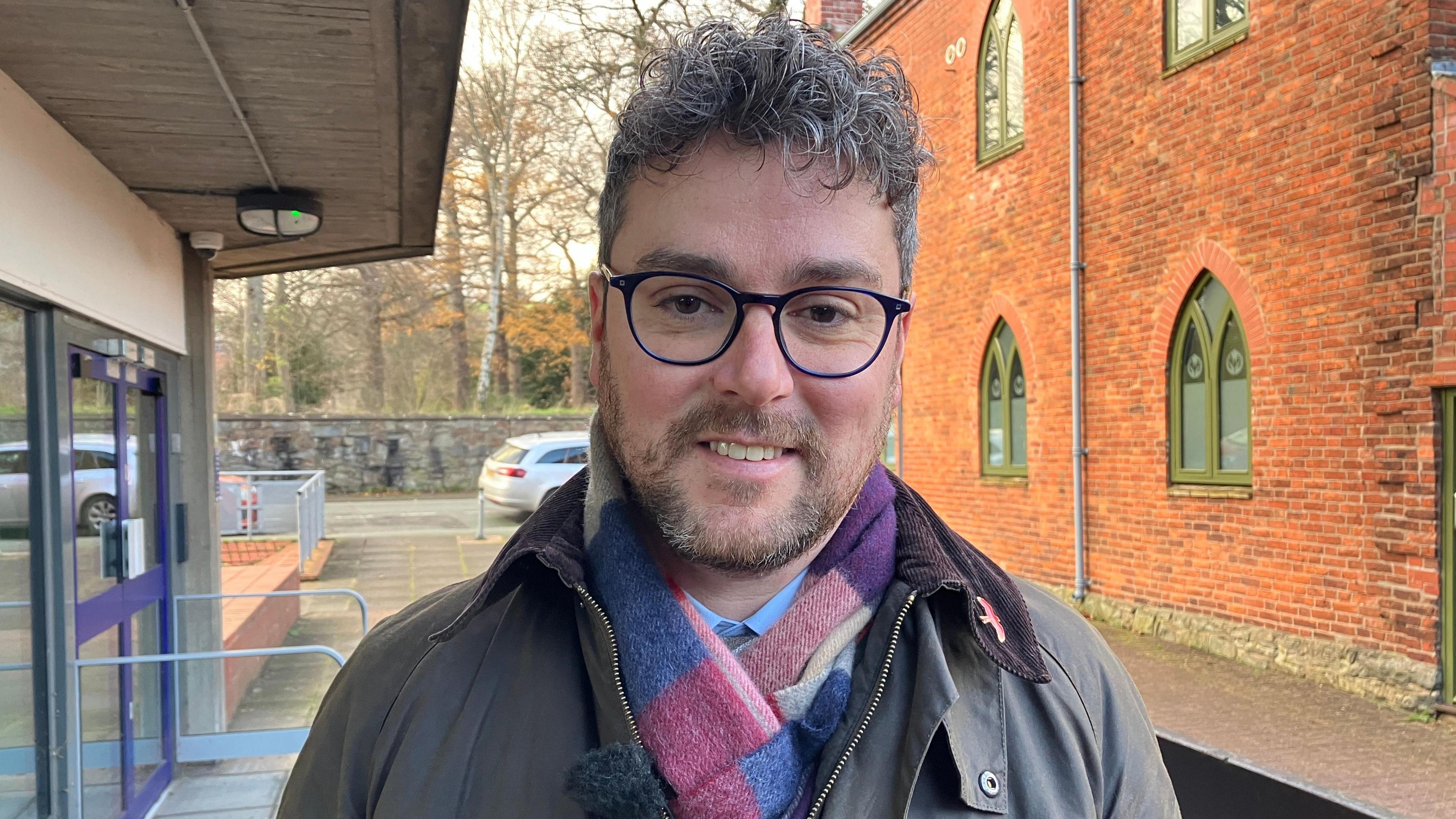 Argyfwng costau byw: Annog mwy i sefydlu mannau cynnes - BBC Cymru Fyw