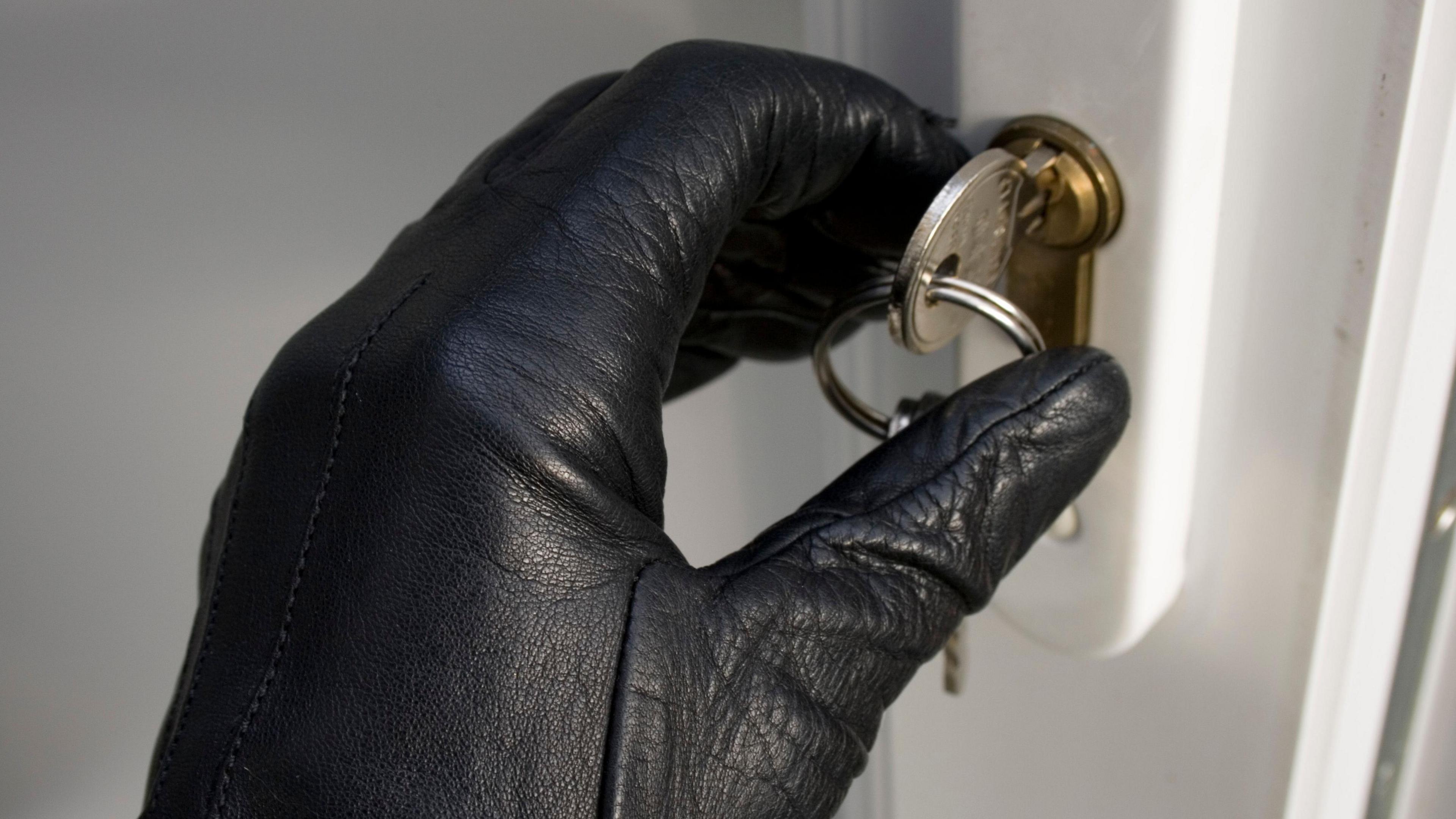 South Devon residents urged to lock doors after house thefts - BBC News