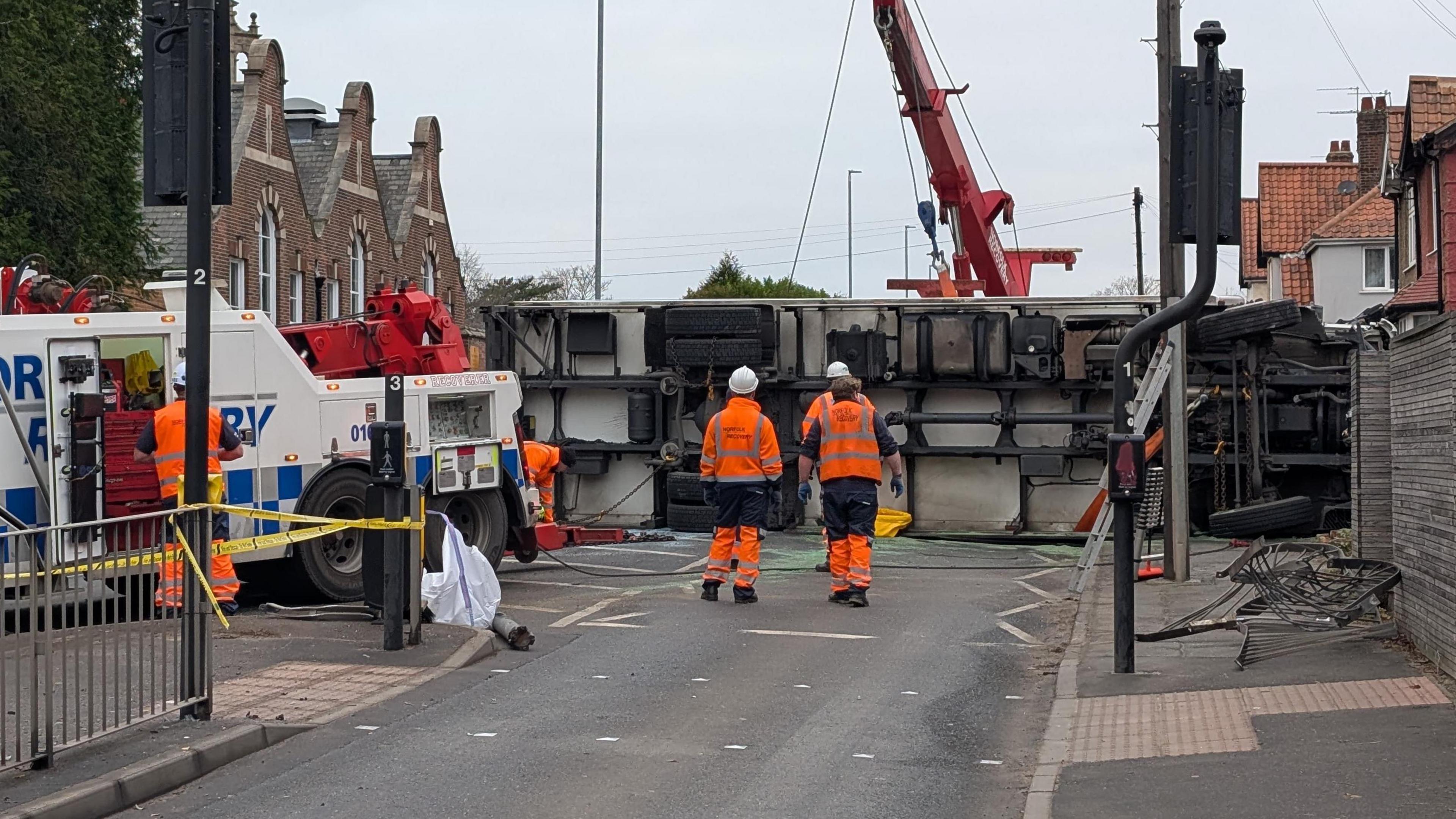 Overturned lorry blocks major Norwich route - BBC News