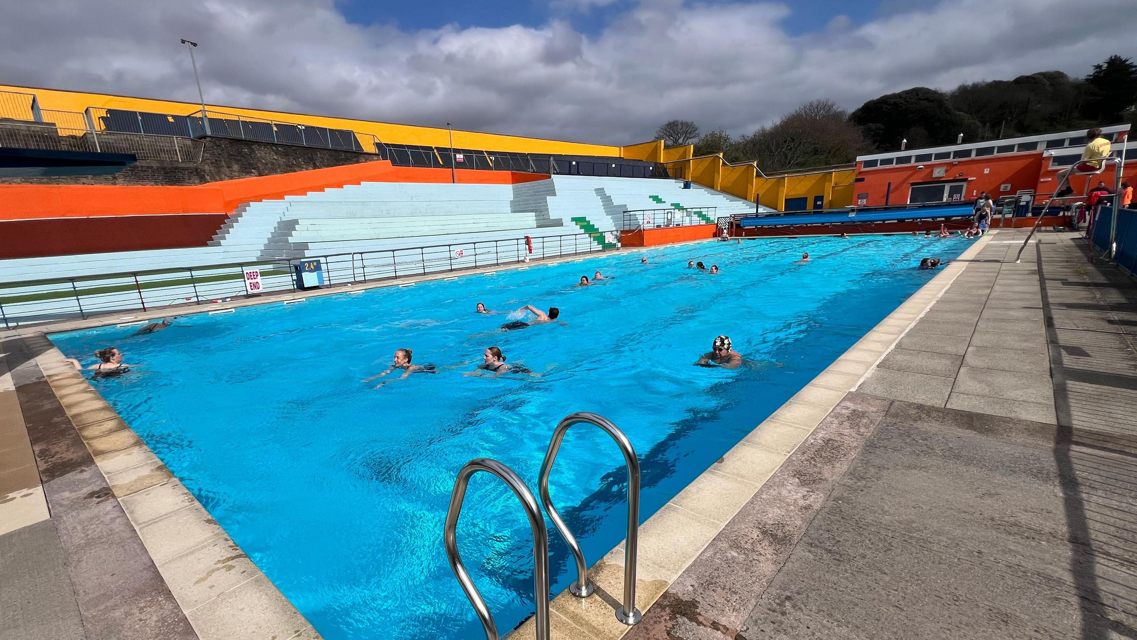 Portishead Open Air Pool welcomes swimmers after £1.7m refurb - BBC News