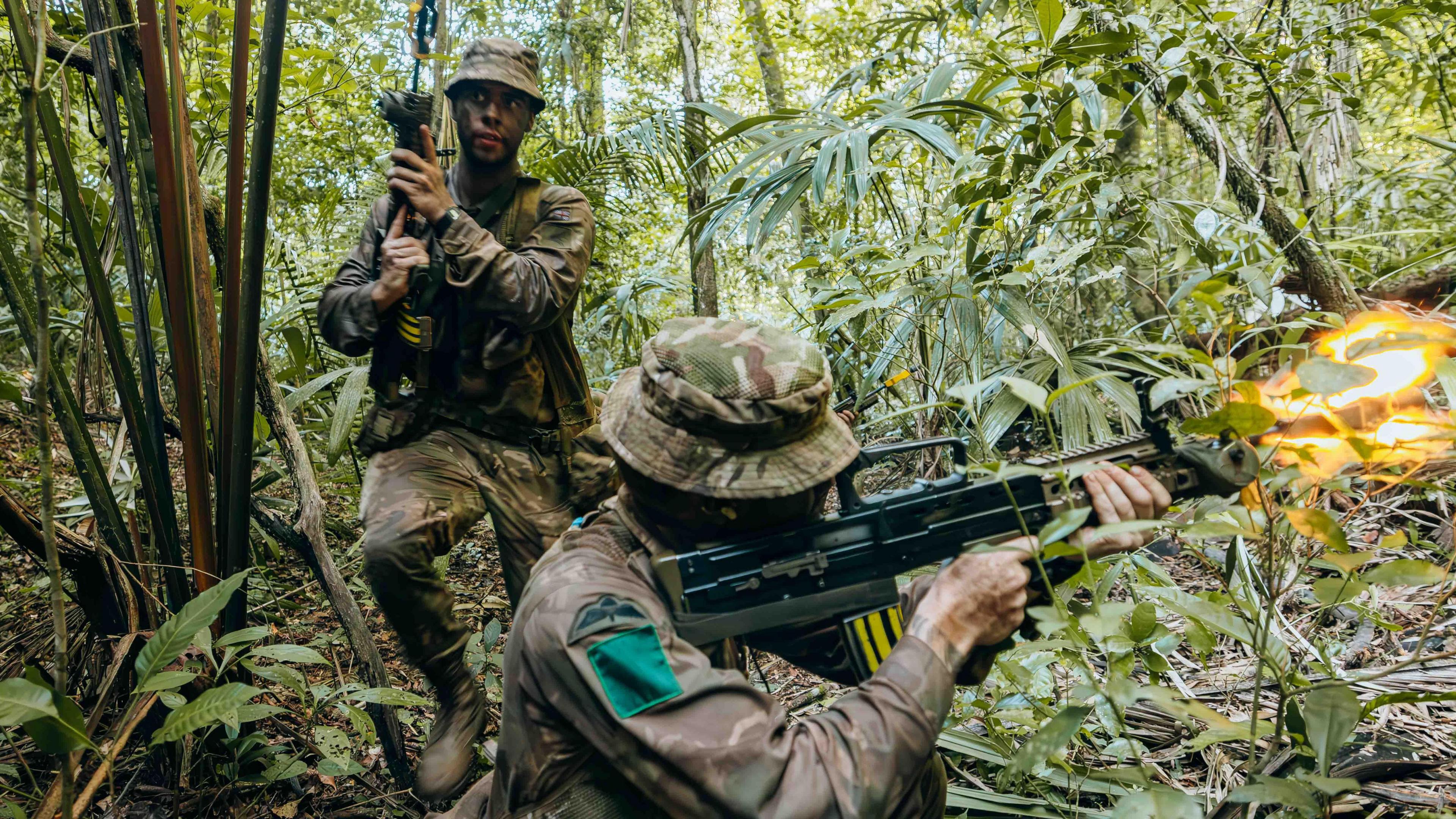 Jungle training tests Colchester-based soldiers' survival skills - BBC News