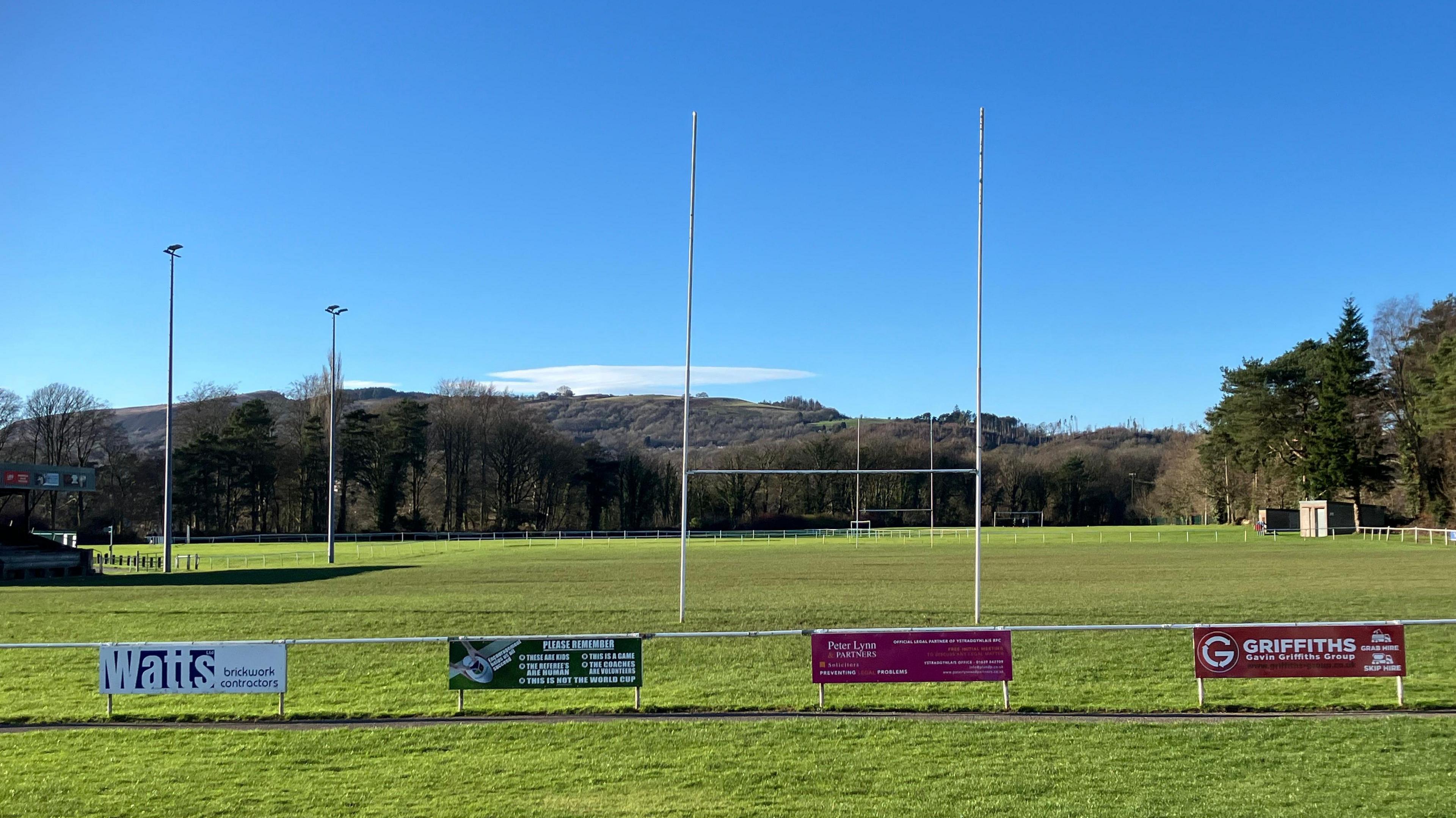 Clwb Rygbi Ystradgynlais ar gau ddydd Gŵyl San Steffan wedi lladrad ...