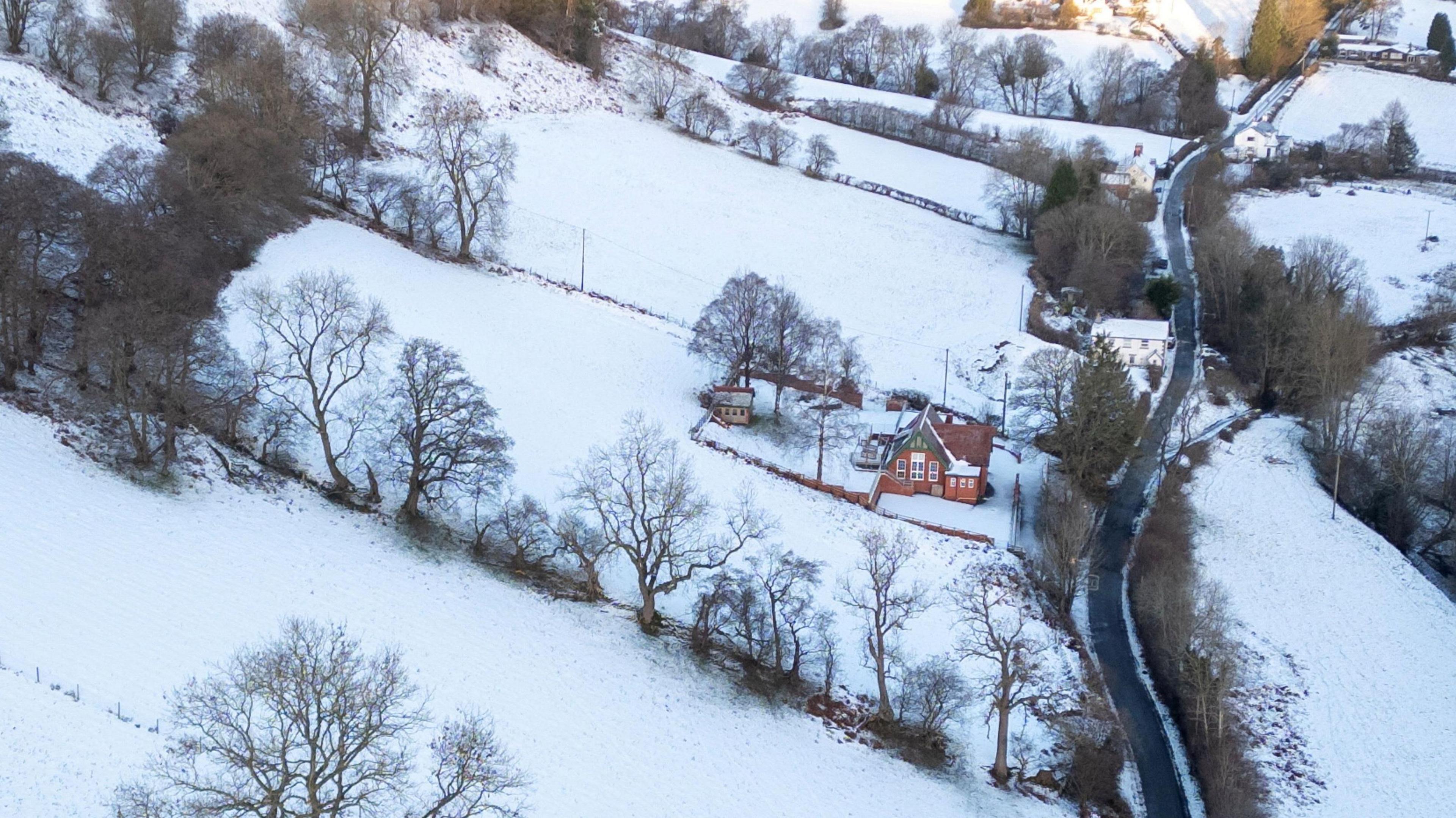 Degau o ysgolion ar gau ddydd Llun oherwydd eira a rhew - BBC Cymru Fyw