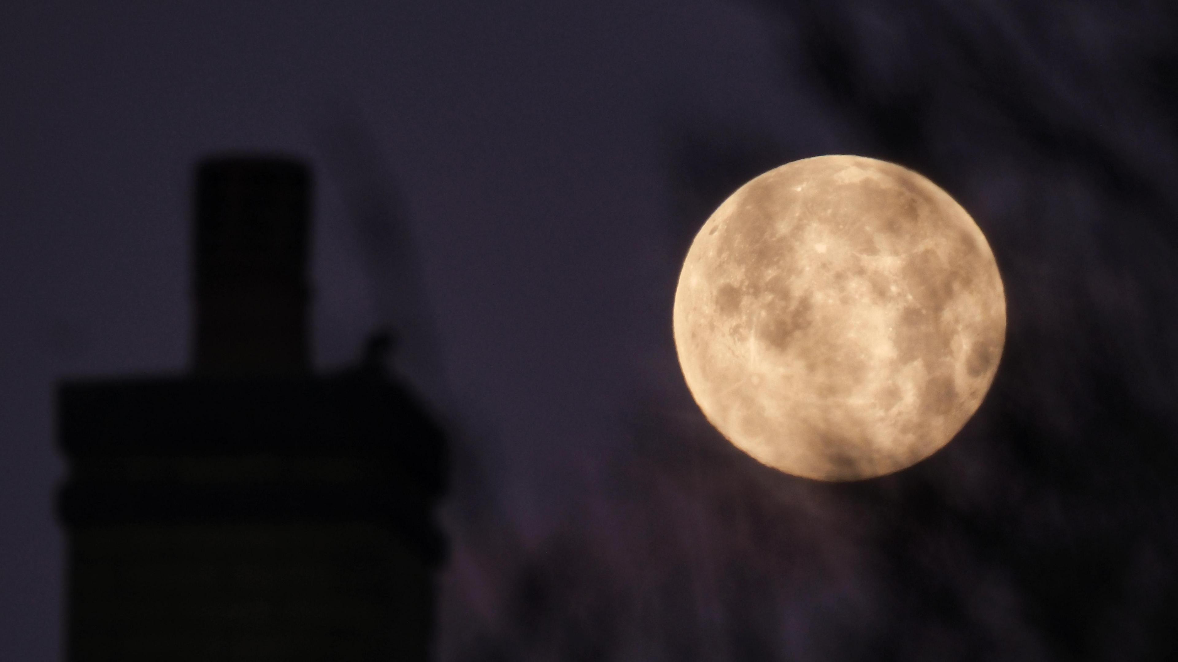 In Pictures: Sky-gazers capture Cold Moon across East - BBC News
