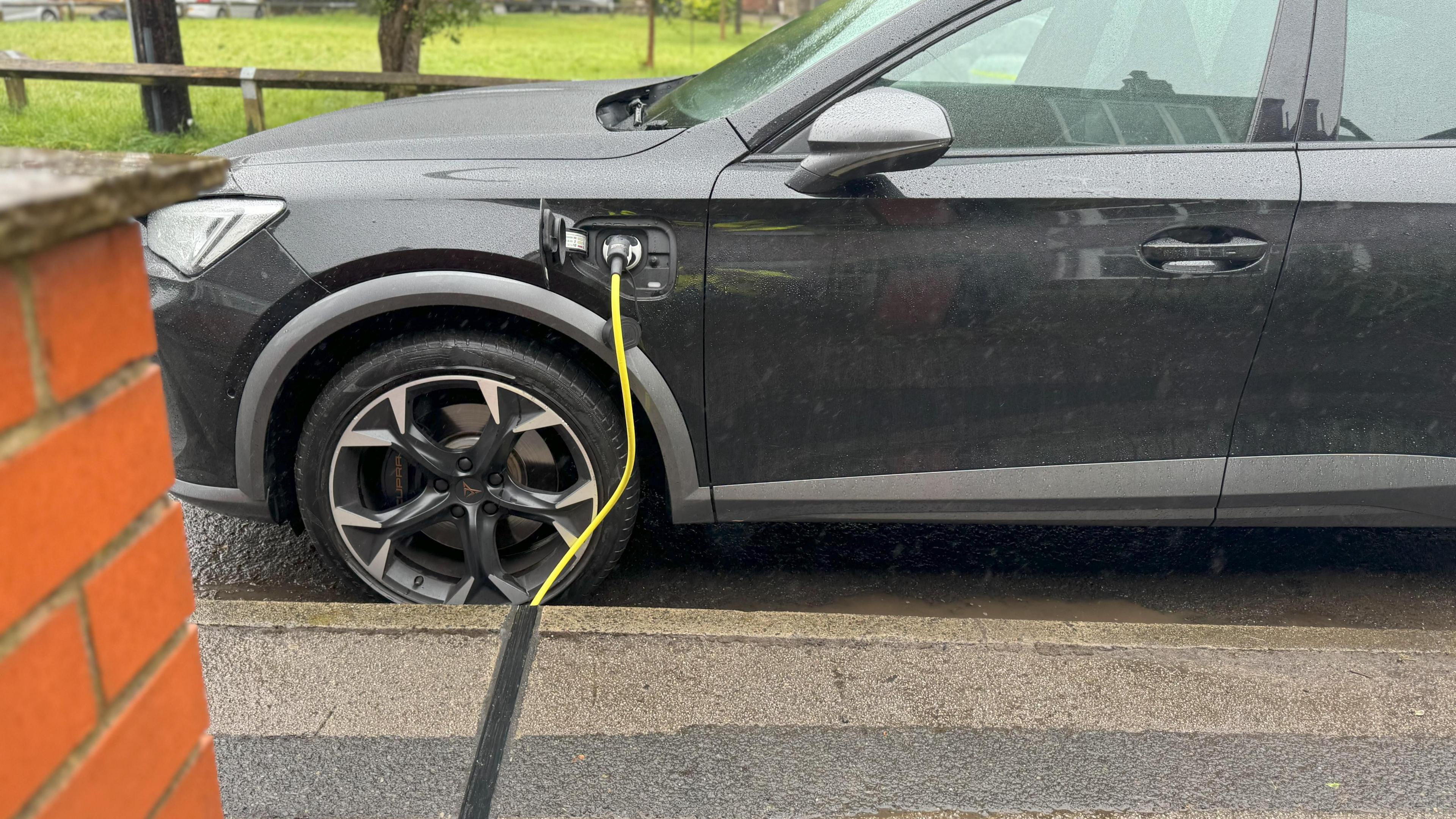 New "zip-up" electric vehicle charging points arrive in Bradford - BBC News