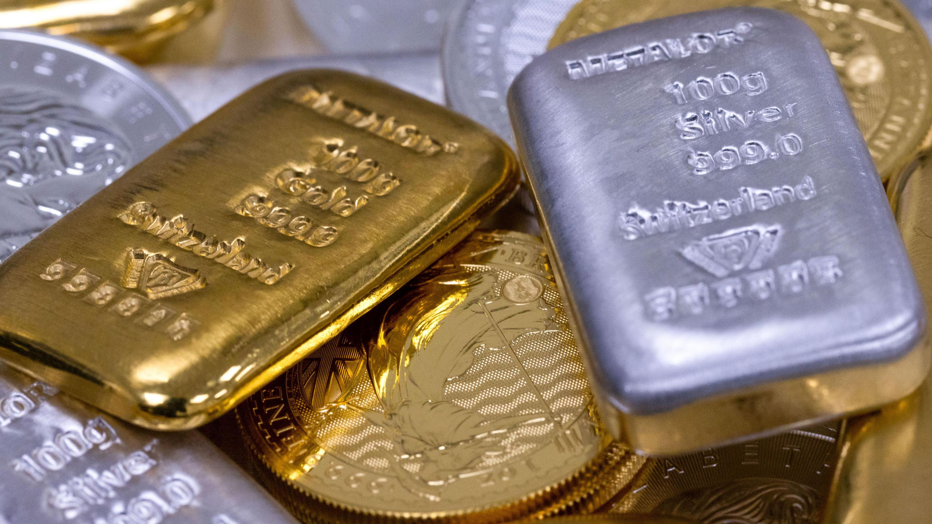 Gold tops $5,000 for first time ever, adding to historic rally - BBC News