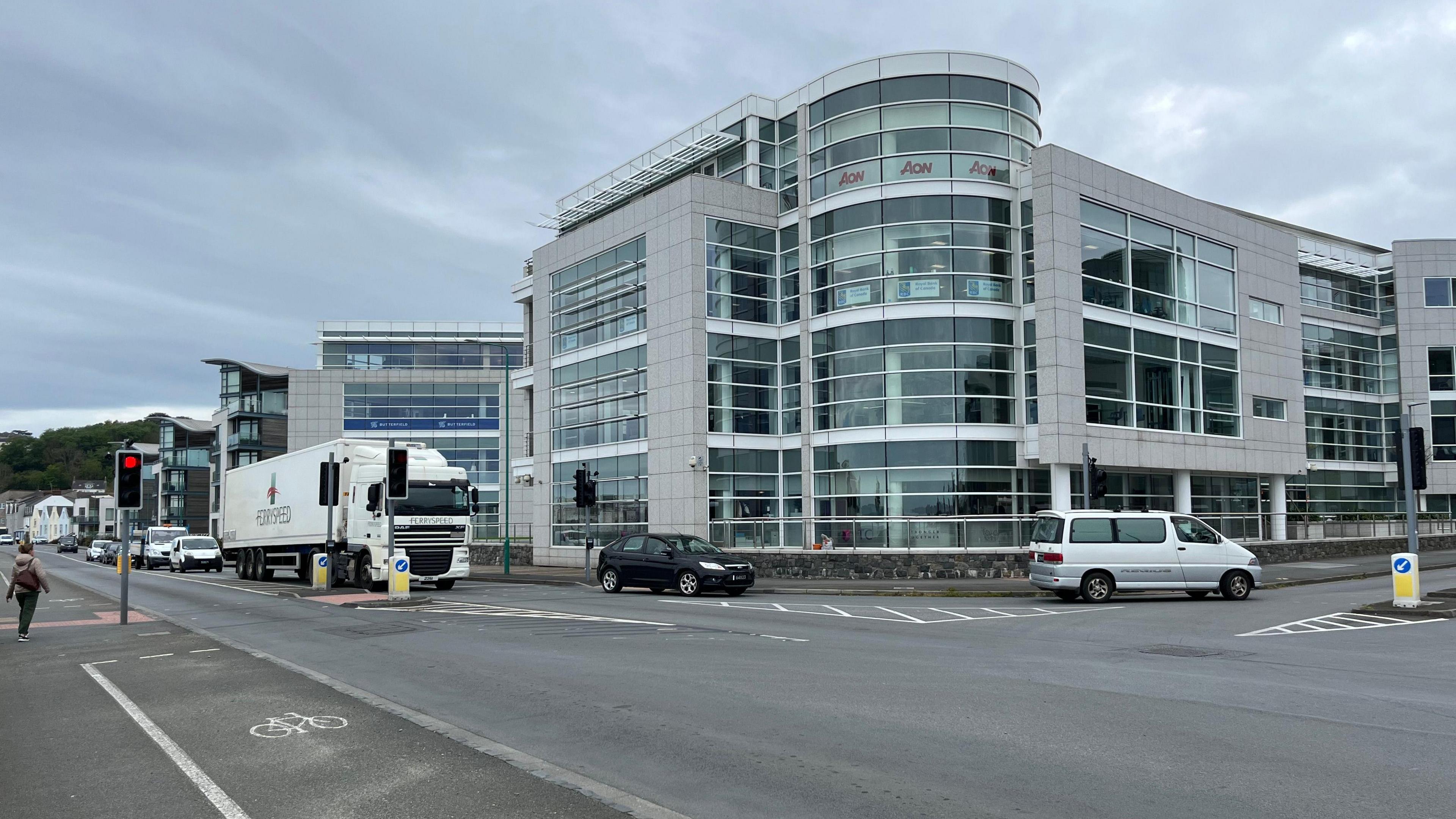 Channel Islands push back on Russian money claims - BBC News