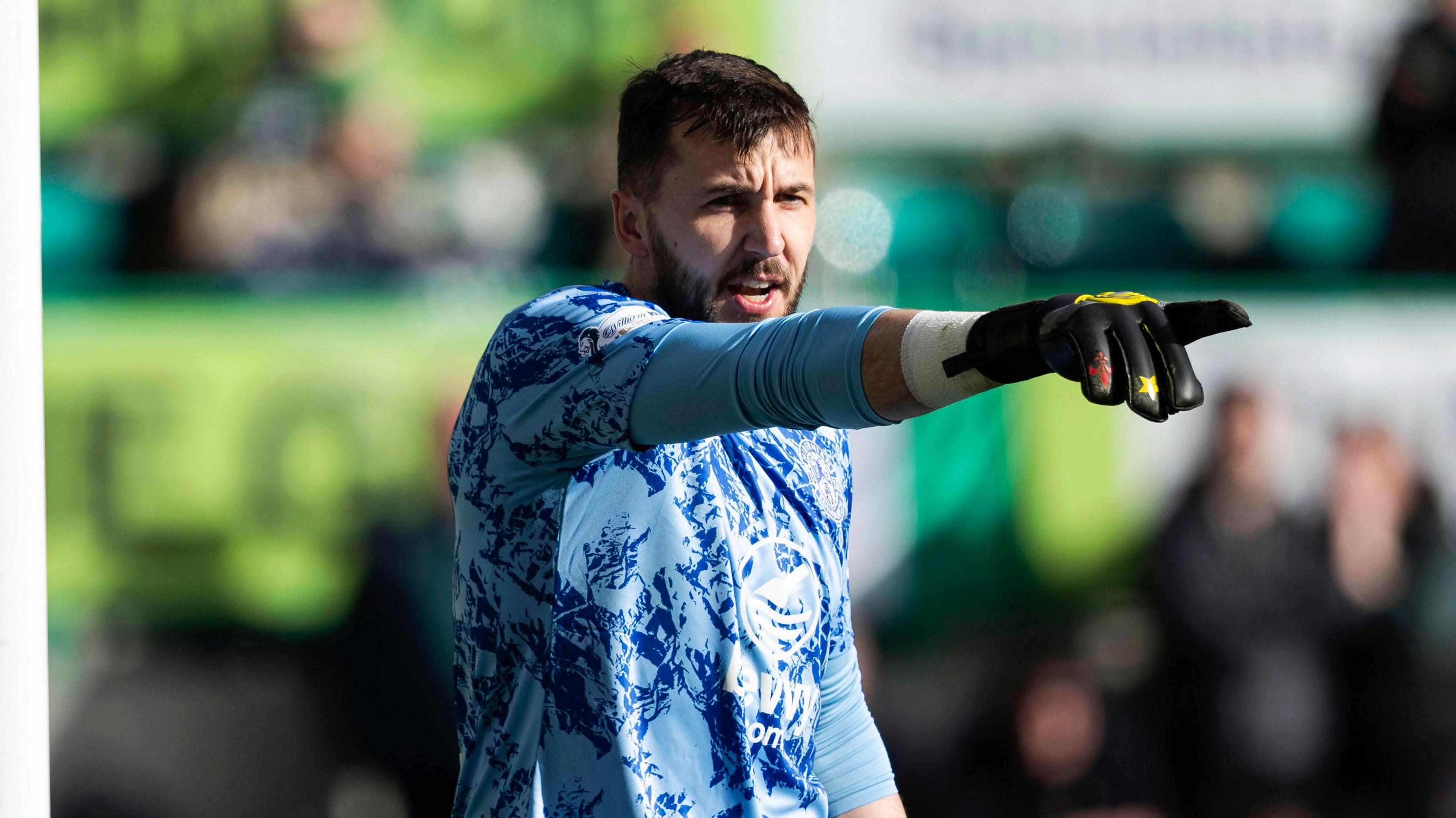 Smith signs Hibs extension - BBC Sport