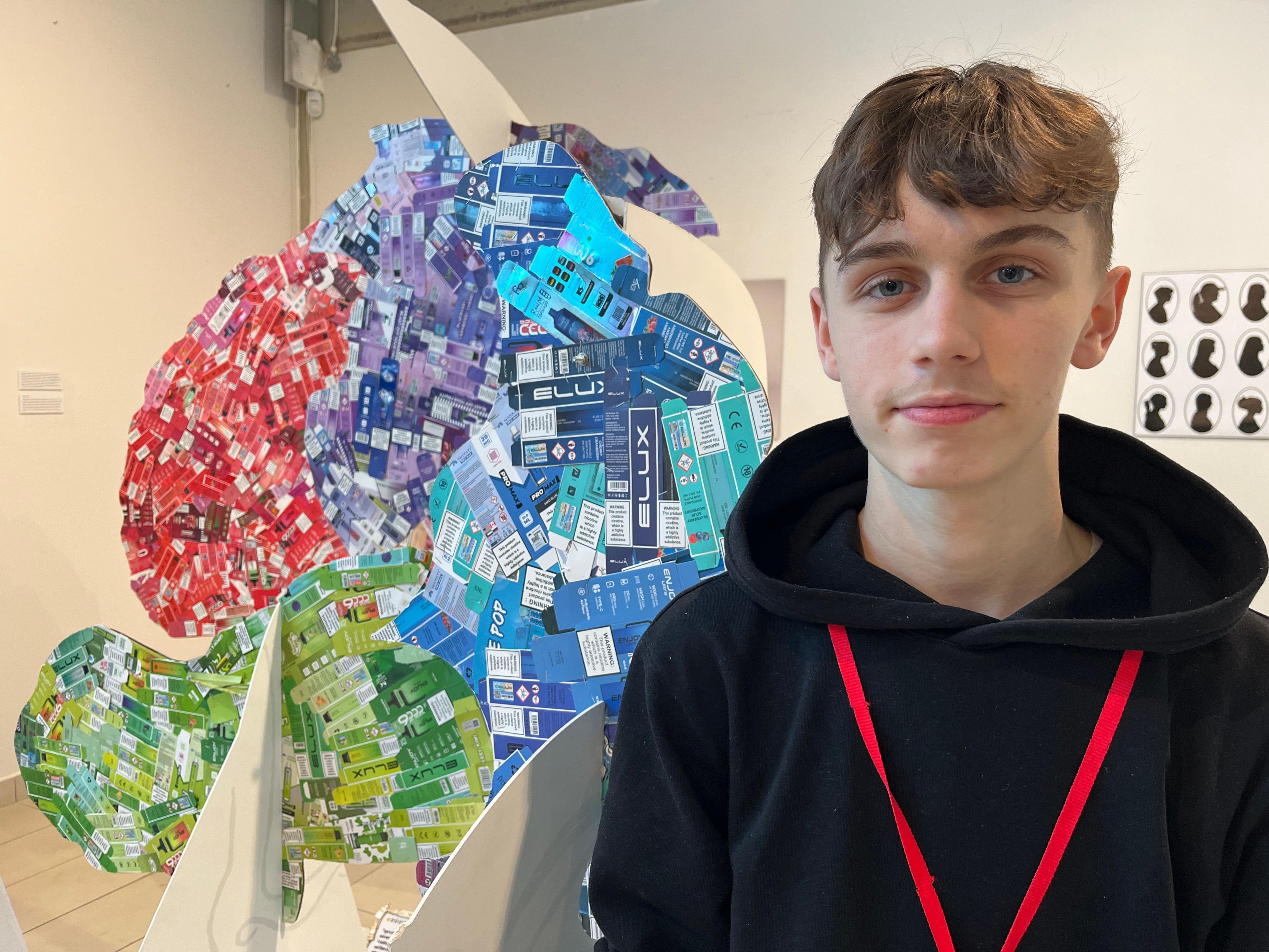 'Vape Brain' sculpture highlights dangers to teens - BBC News