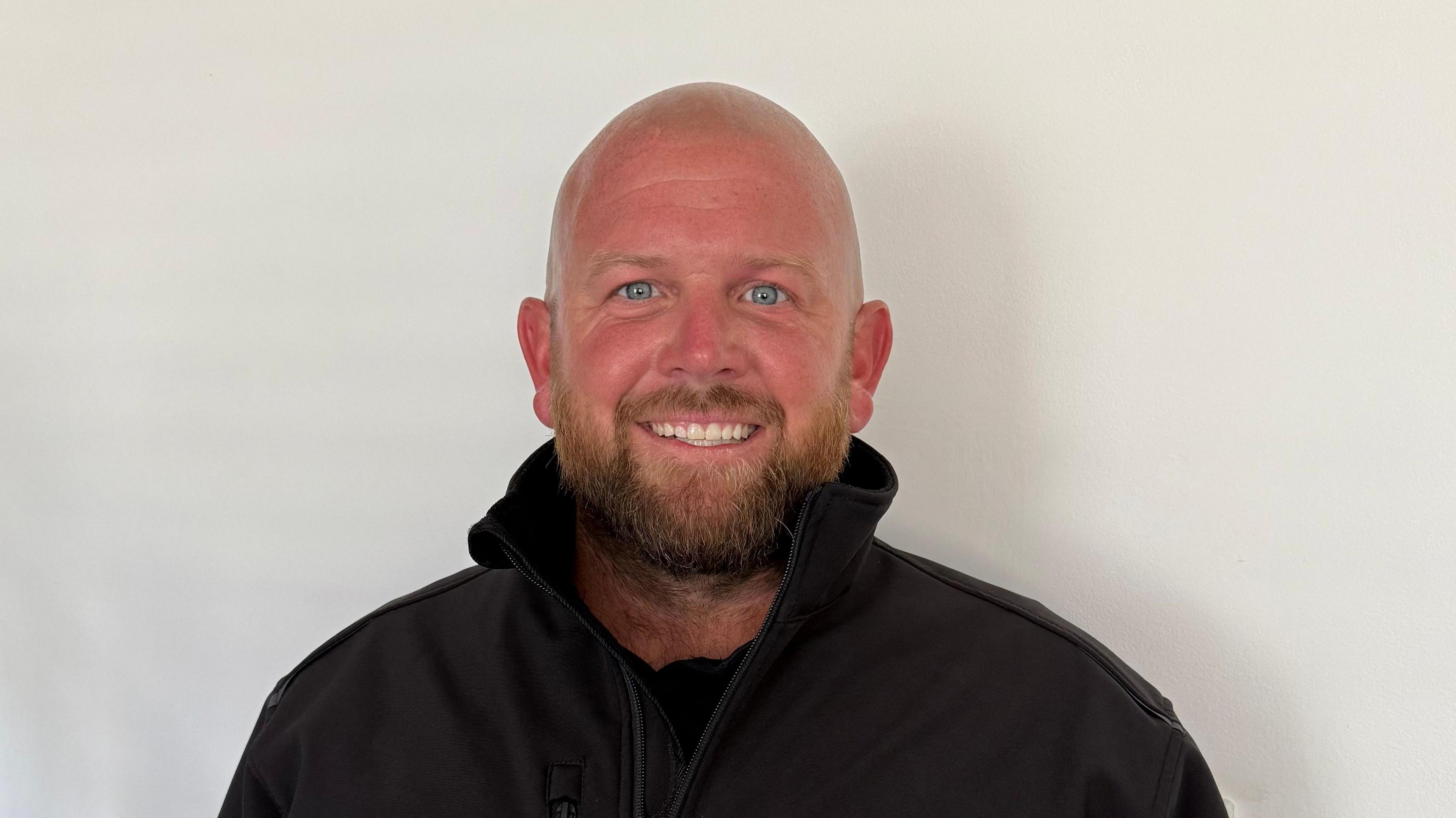 Mobile jet wash operator from Weymouth puts out M25 car fire - BBC News