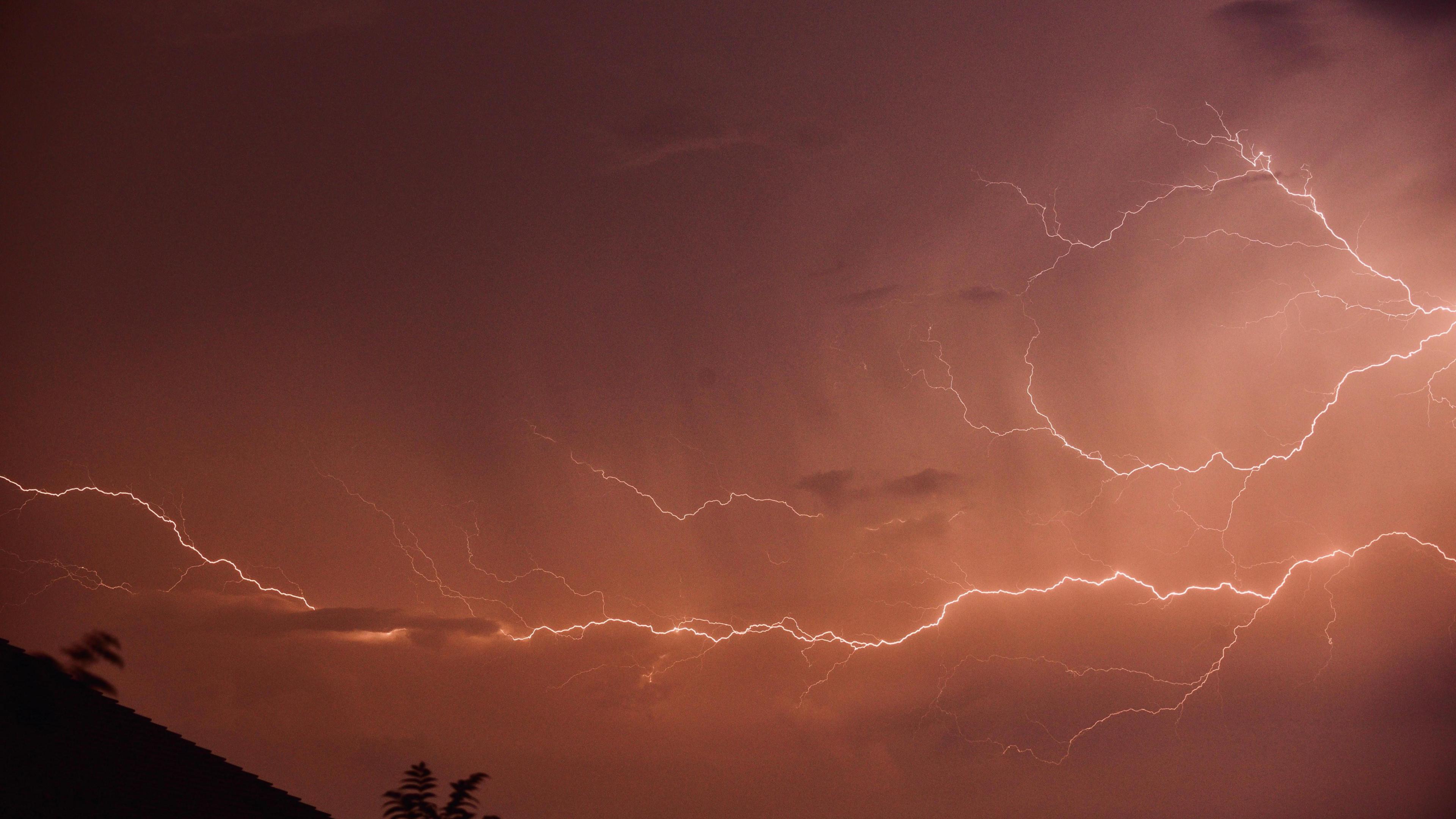 West Midlands in pictures: A night of dramatic lightning strikes - BBC News