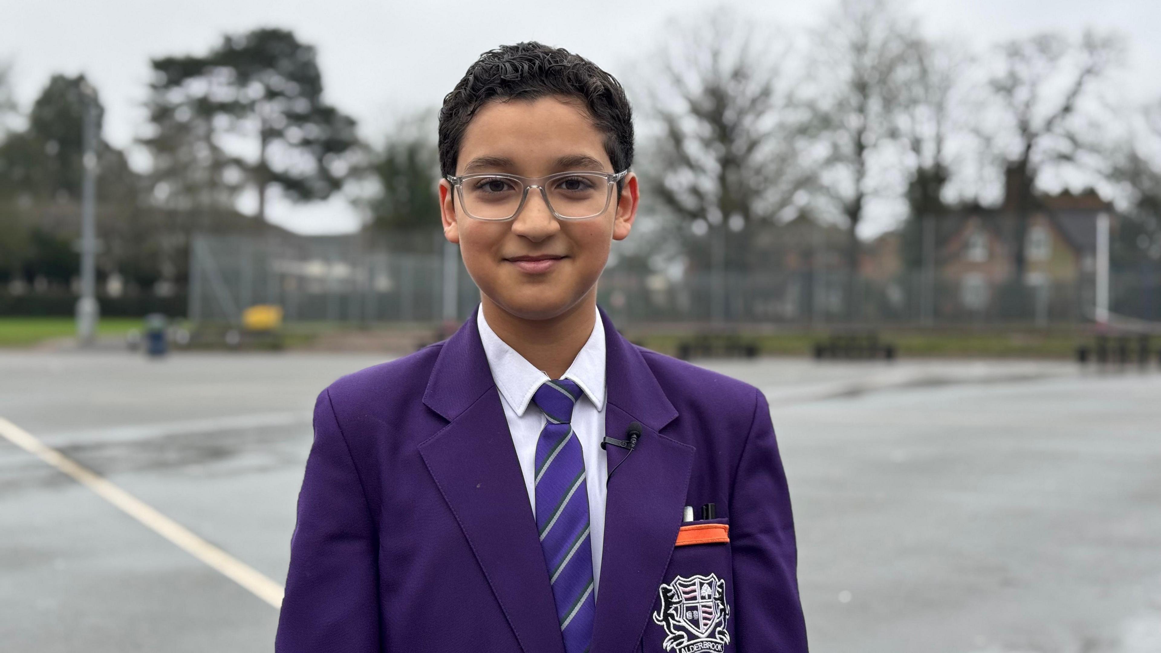 The Solihull school where pupils' smartphones are locked away - BBC News