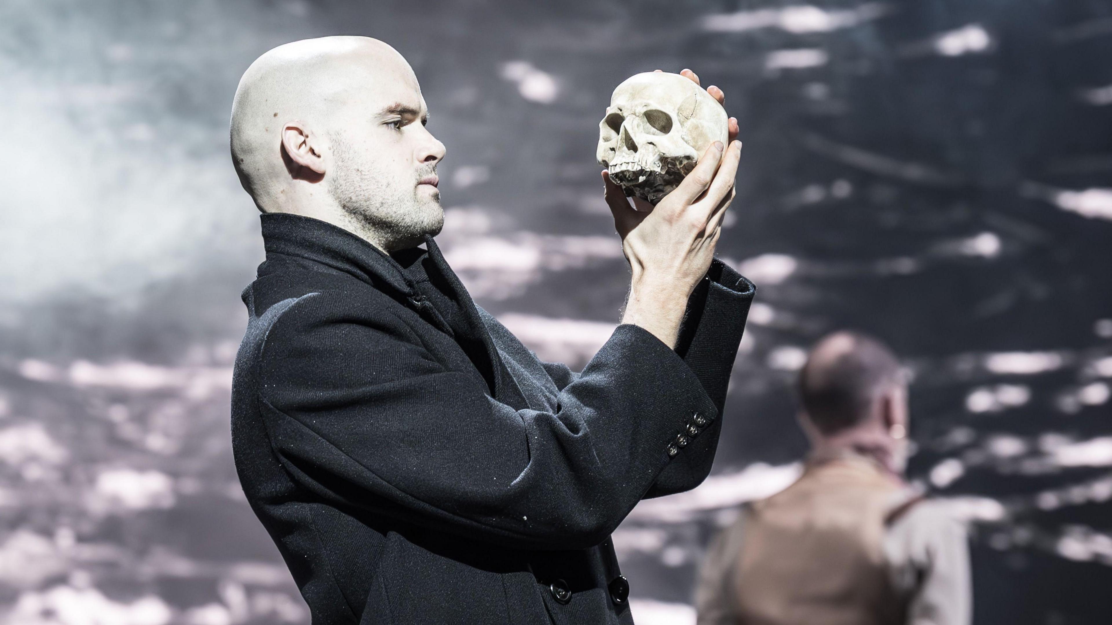 Amateurs raise the curtain for Hamlet performers in Cornwall - BBC News