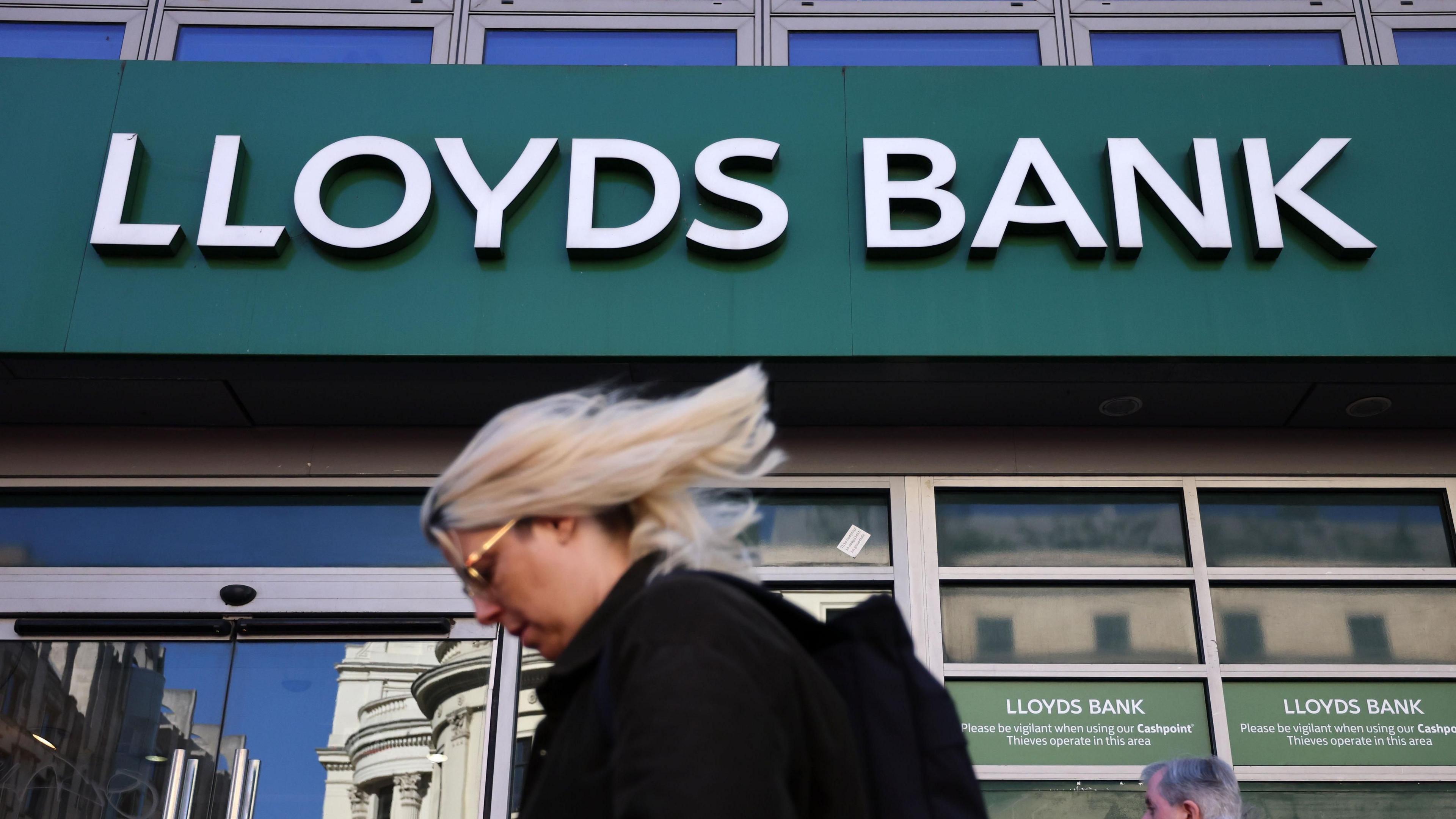 Lloyds, Halifax and Bank of Scotland app users report outage - BBC News
