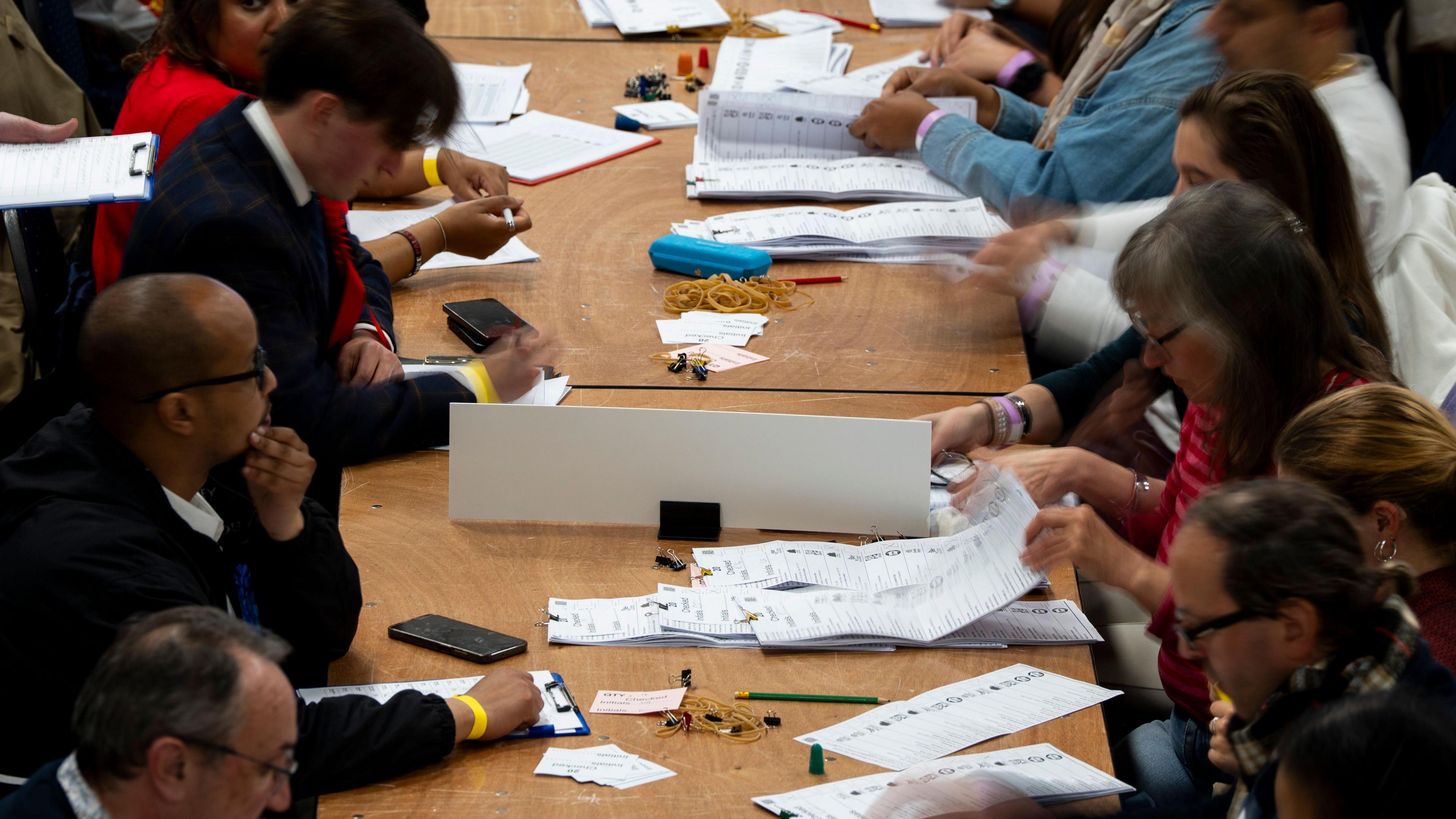 Election results at a glance - BBC News