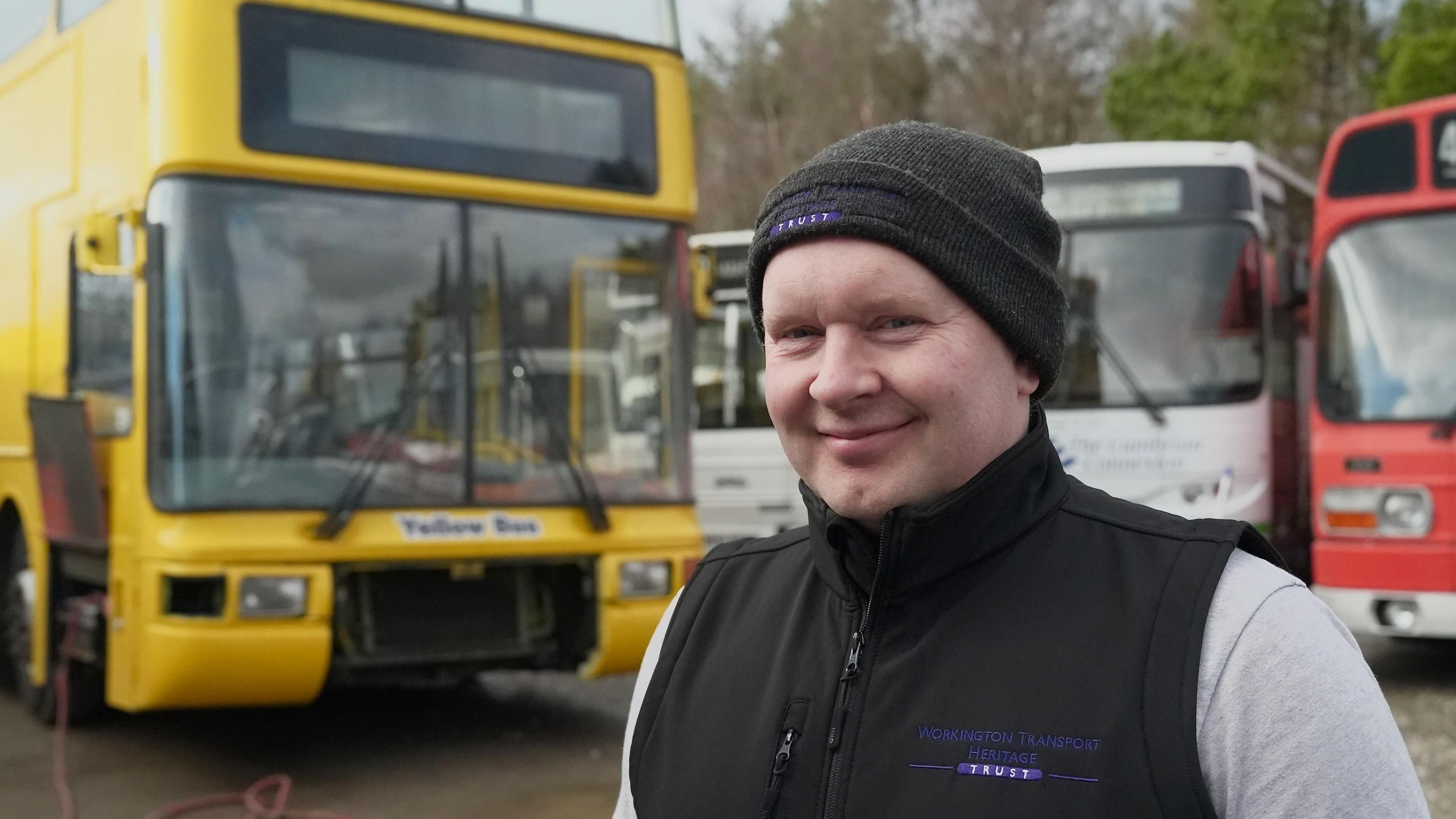 Sunderland charity donates bus to Workington trust - BBC News