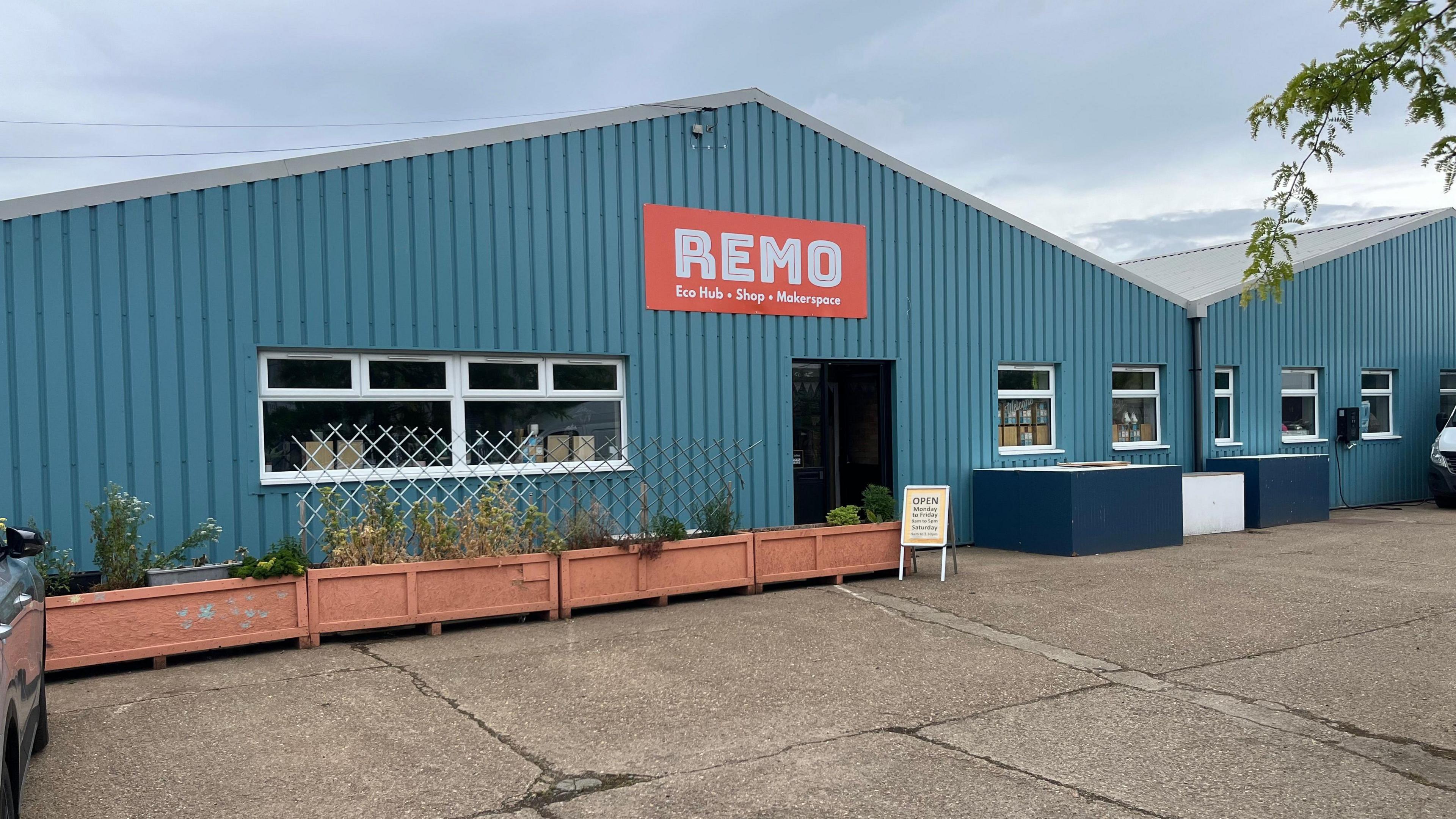 Lottery grant puts gloss on Fenland paint recycling enterprise - BBC News