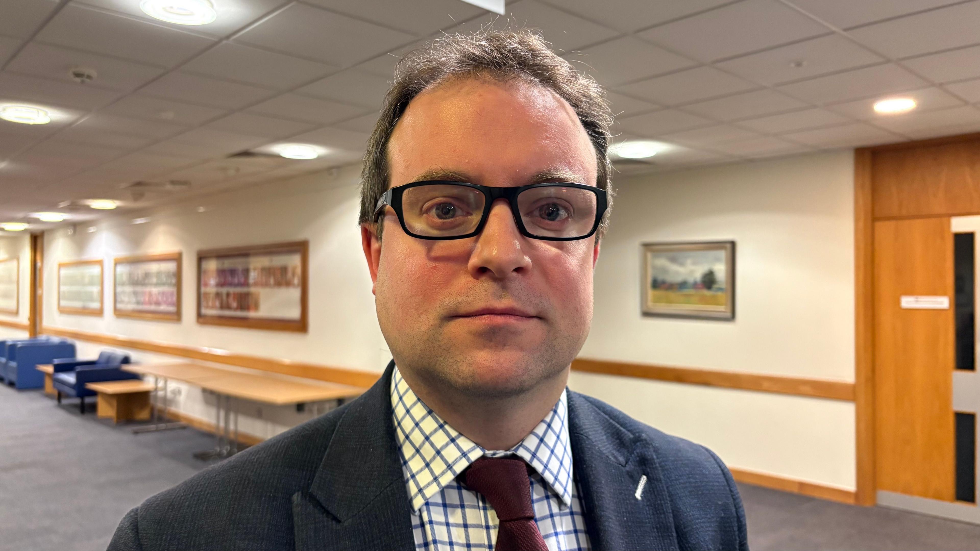 Bedford Borough Council rejects Tory elected mayor's budget - BBC News