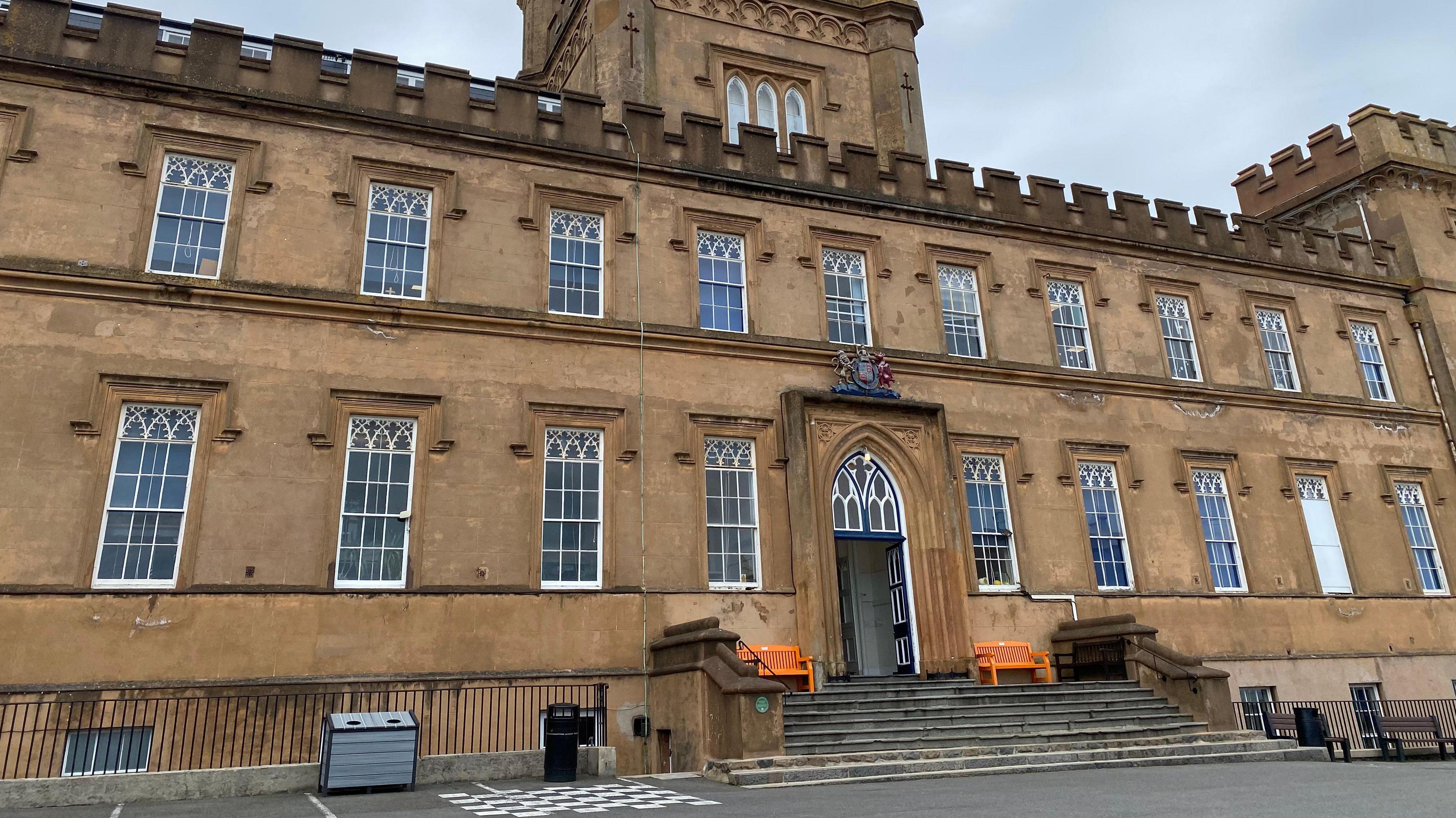 Elizabeth College meets all standards in inspection - BBC News