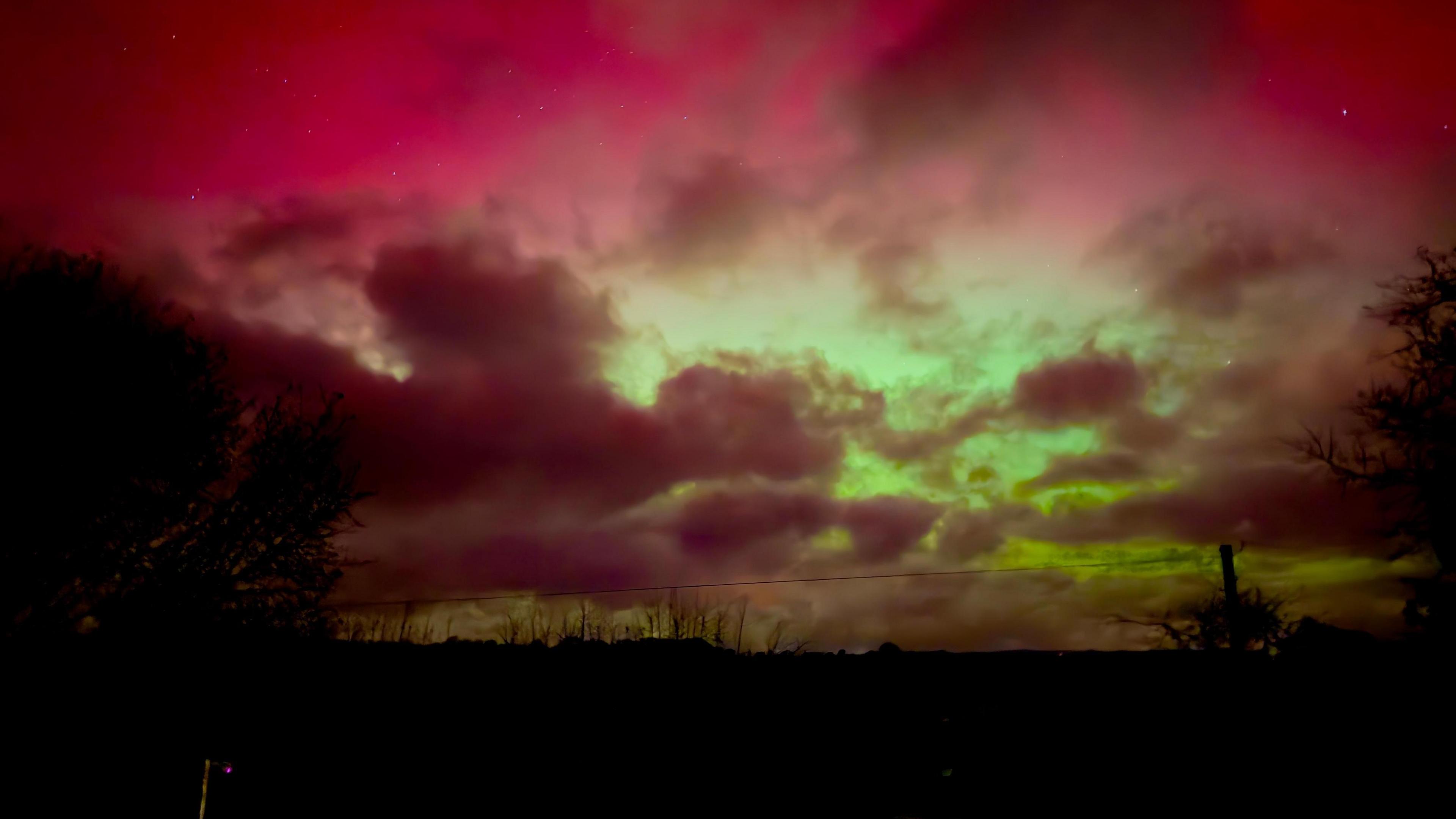 Northern Lights give stunning display across south of England - BBC News