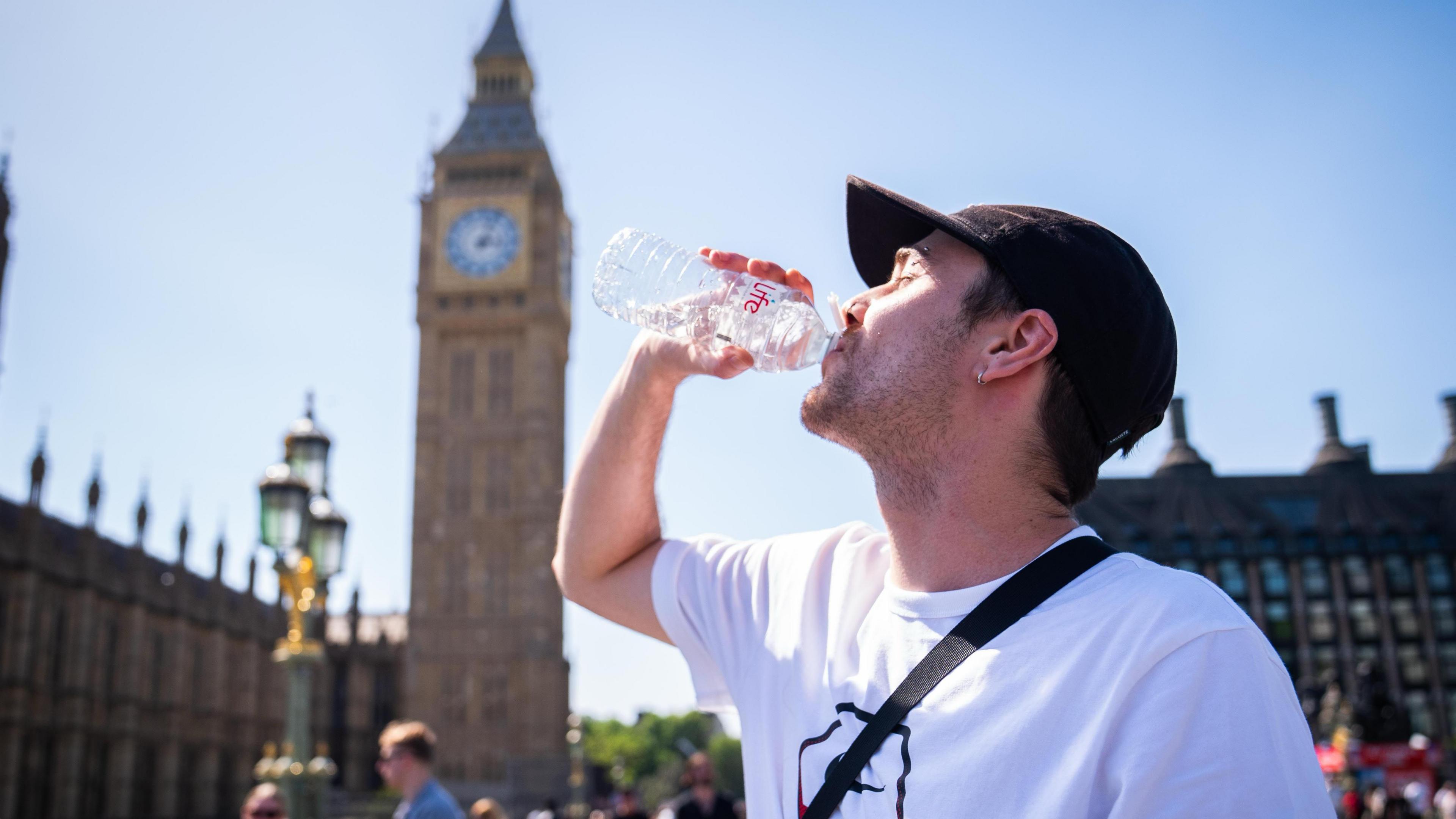 In pictures: Hottest May day recorded in UK - BBC News