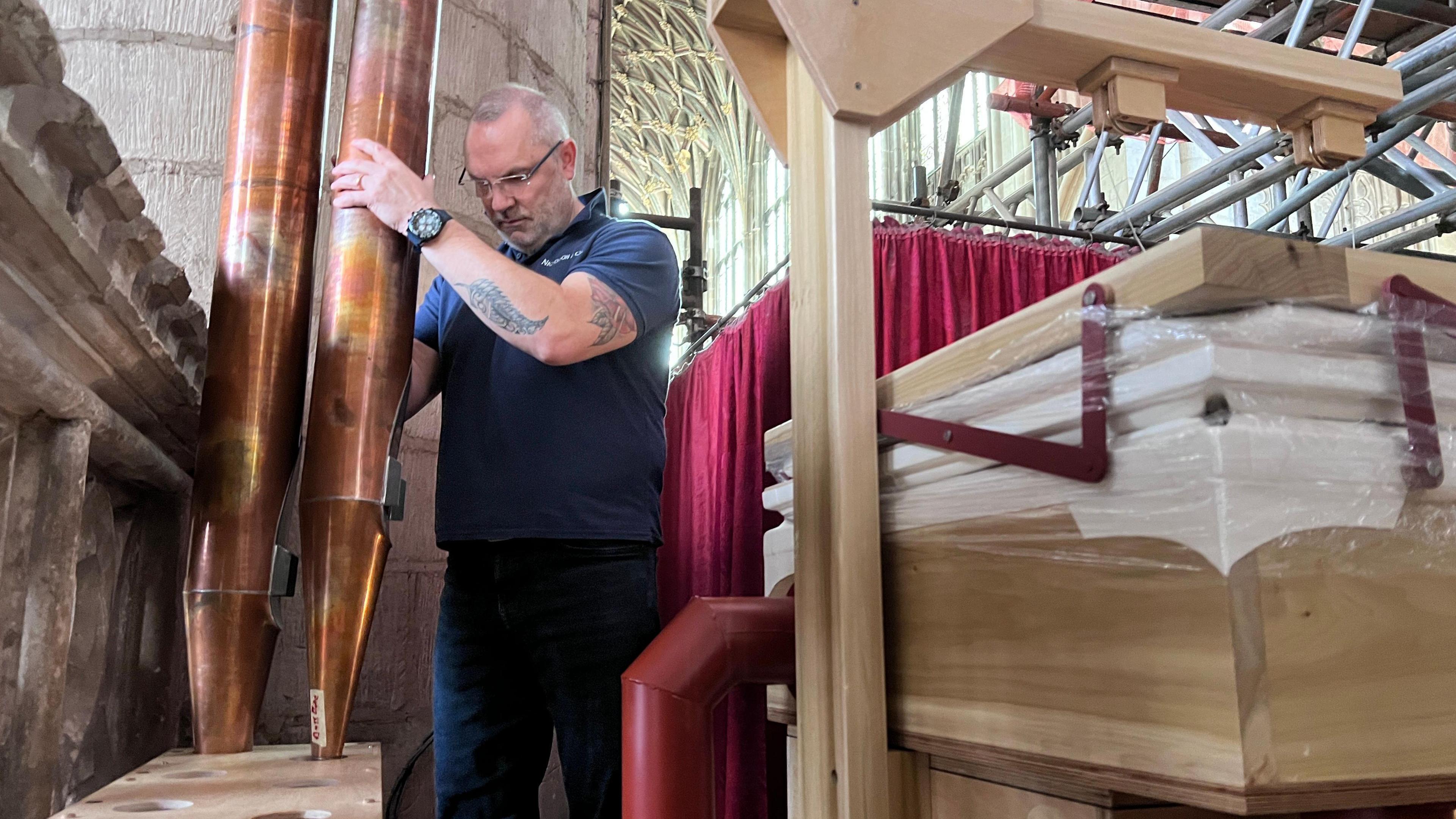 New organ at Gloucester Cathedral set to 'break down barriers' - BBC News
