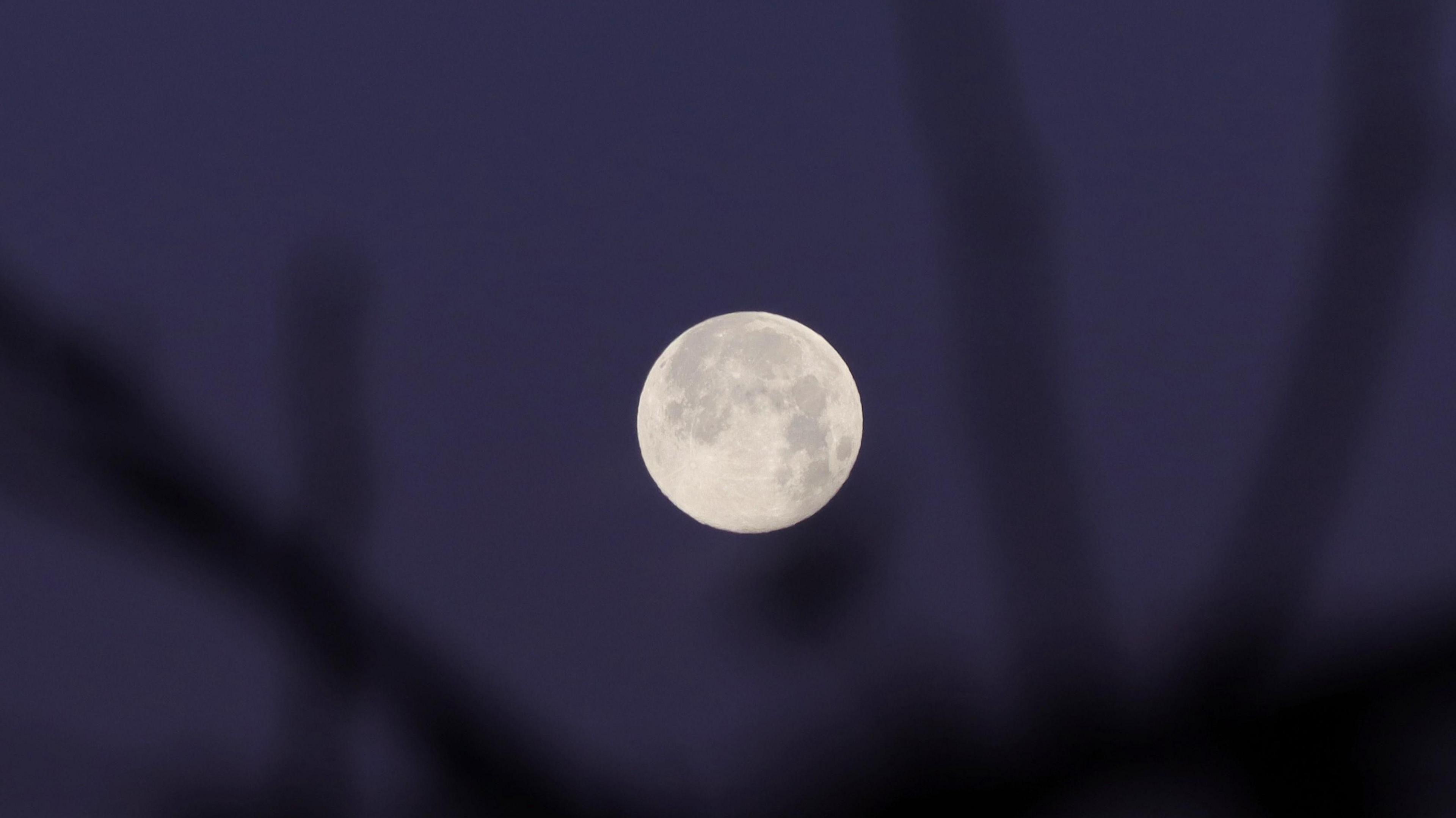 In Pictures: Sky-gazers capture Cold Moon across East - BBC News