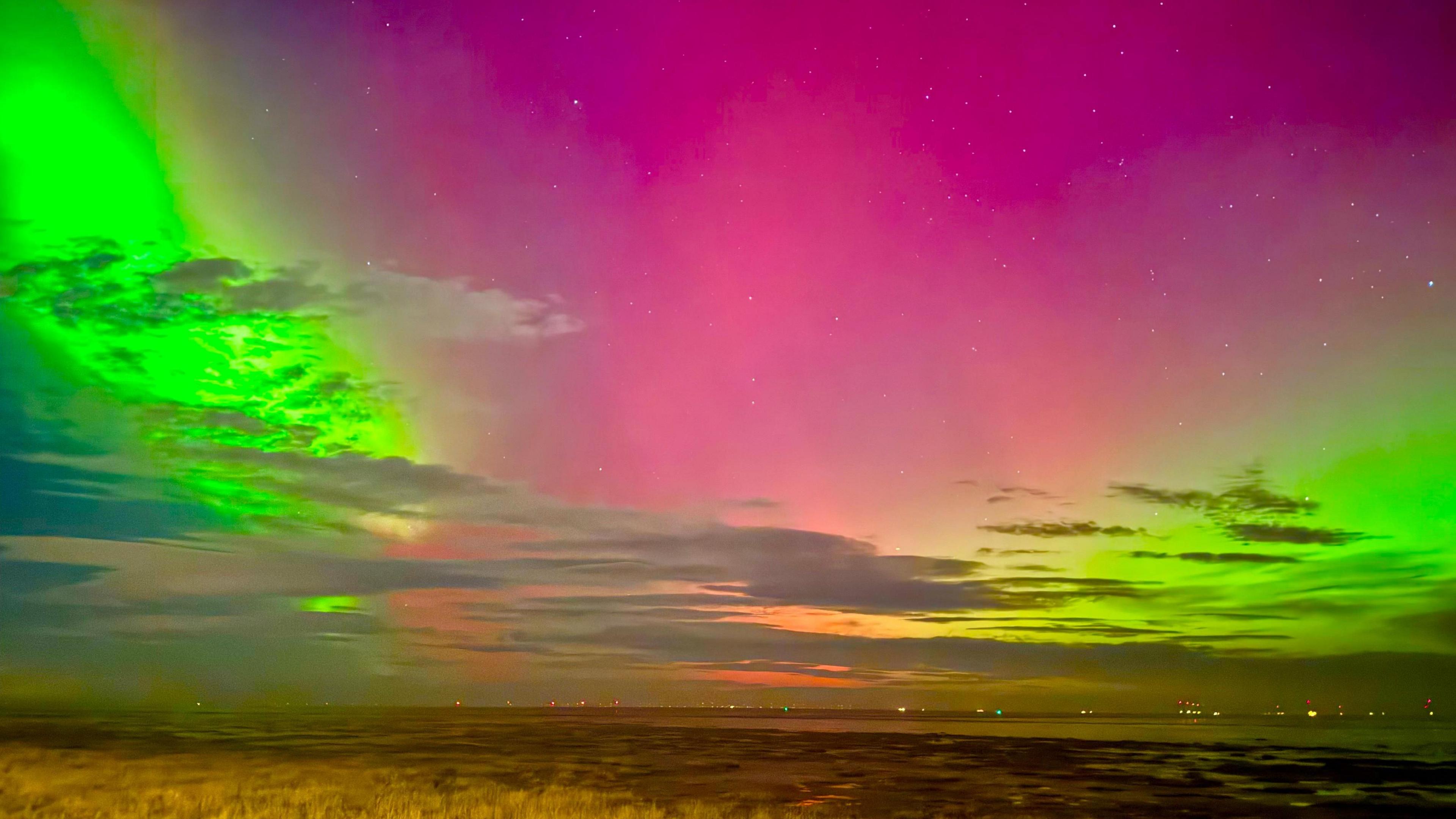 Northern lights dazzle for second night across UK - BBC News