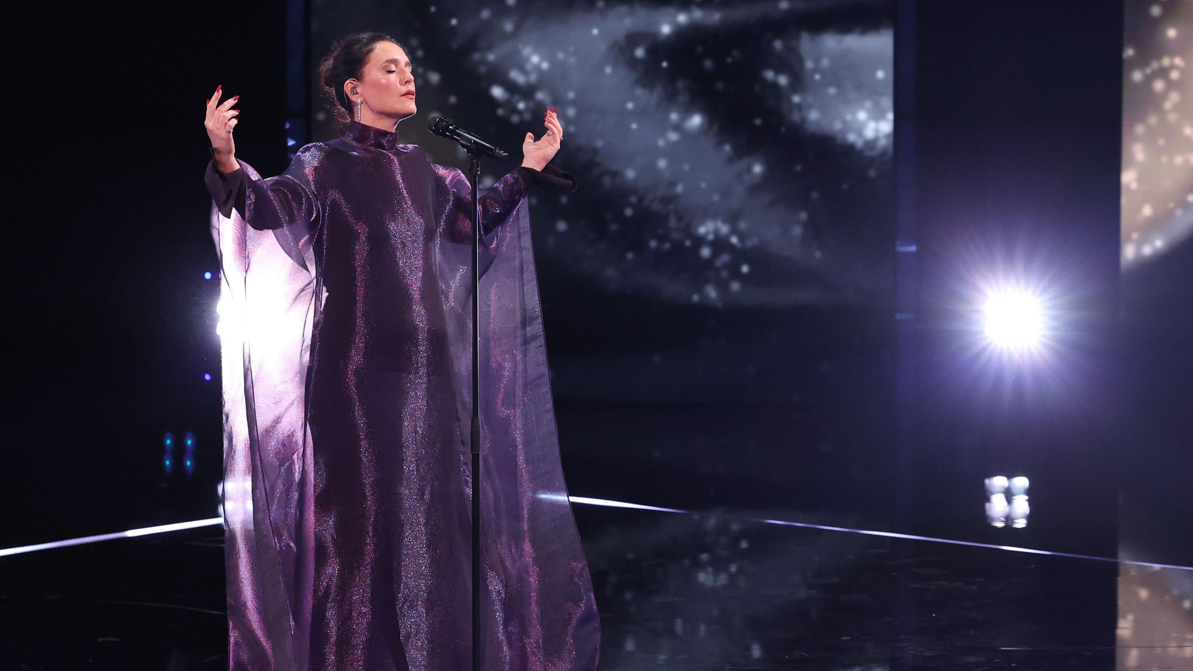 Jessie Ware on the 'hyper-surreal' high of a debut arena tour - BBC News