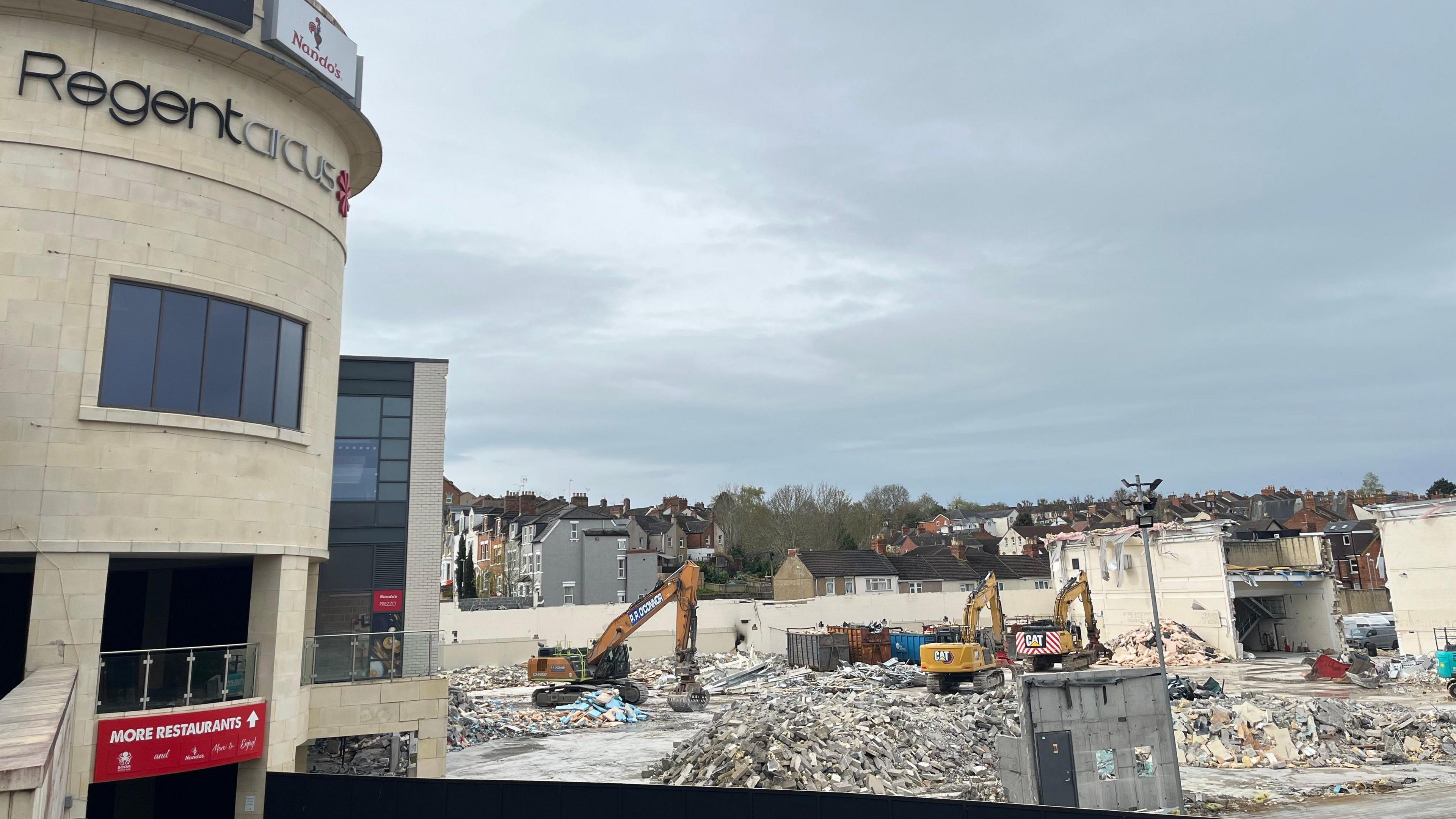 Regent Circus' Morrisons supermarket demolished in Swindon - BBC News