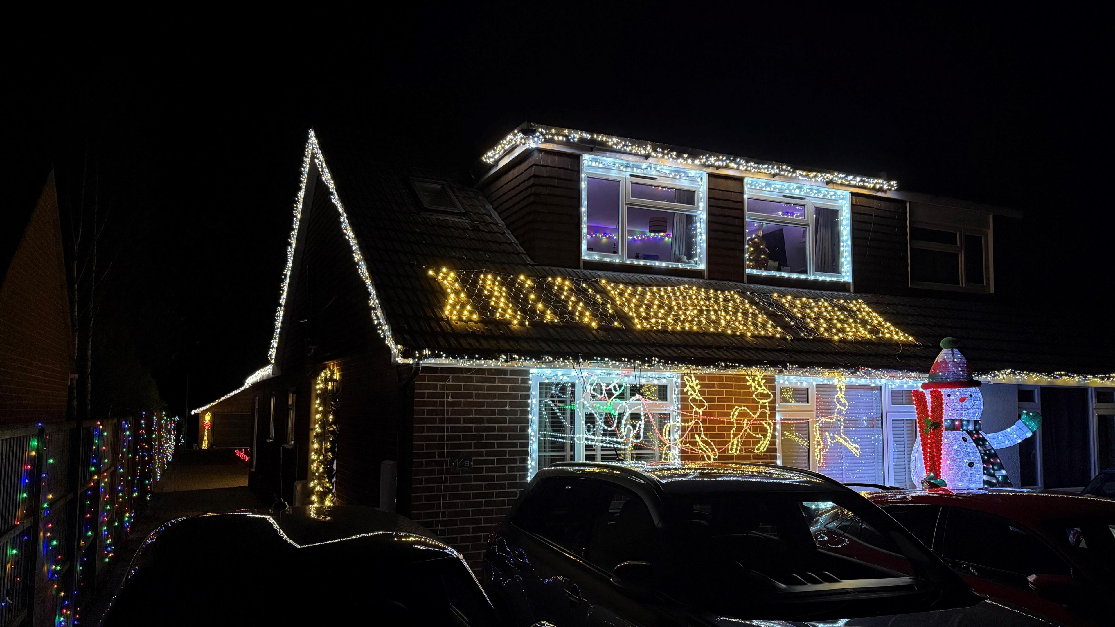 In Pictures: Christmas lights and festive scenes sparkle in the south - BBC