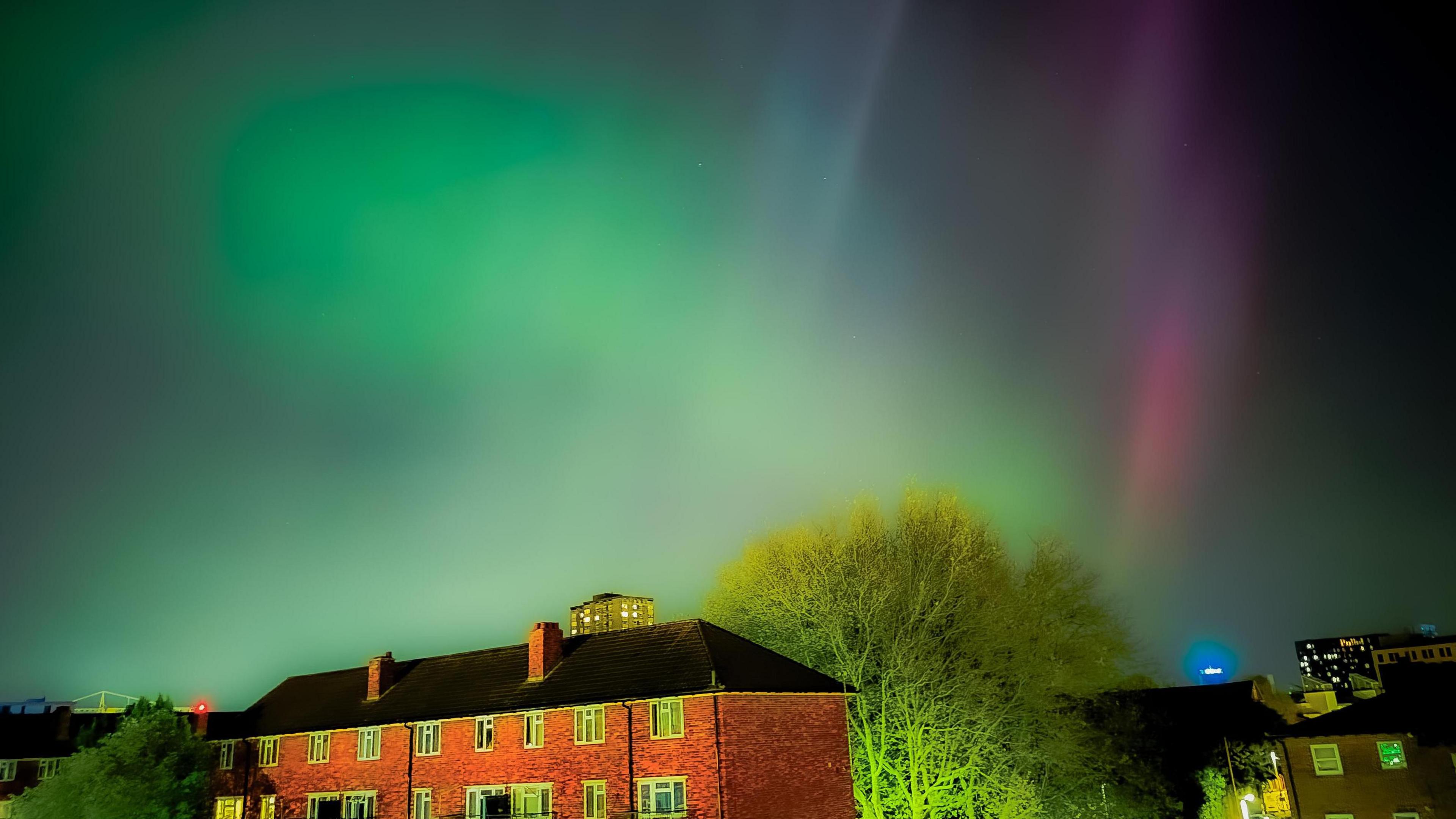 Northern Lights give stunning display across south of England - BBC News