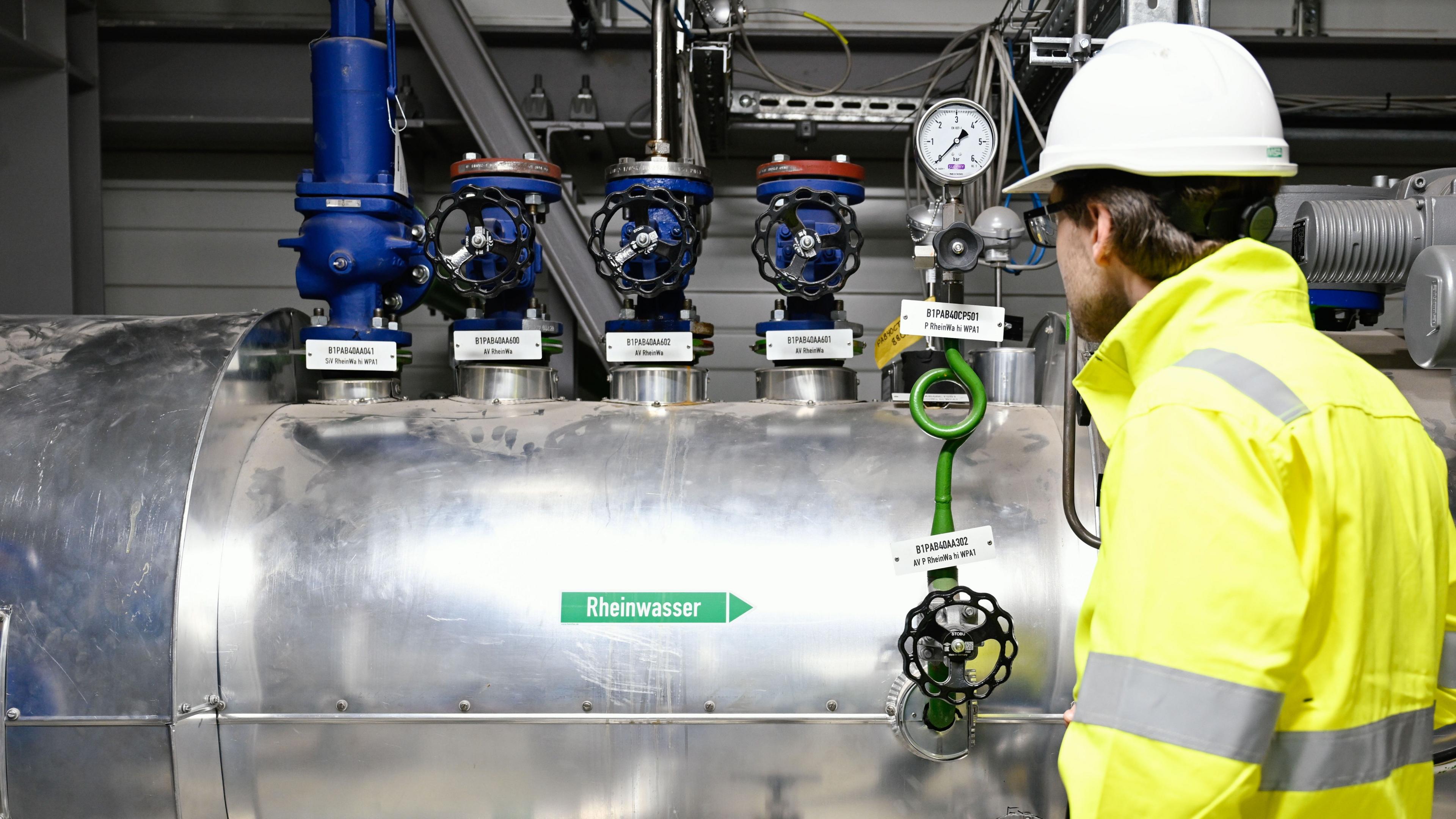 The giant heat pumps designed to warm whole districts - BBC News