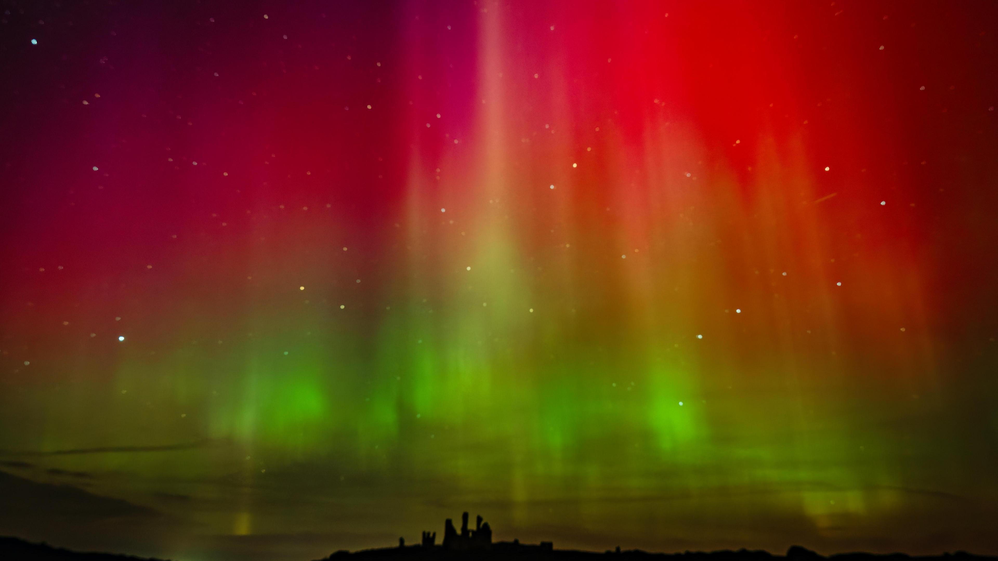 Northern lights dazzle for second night across UK - BBC News