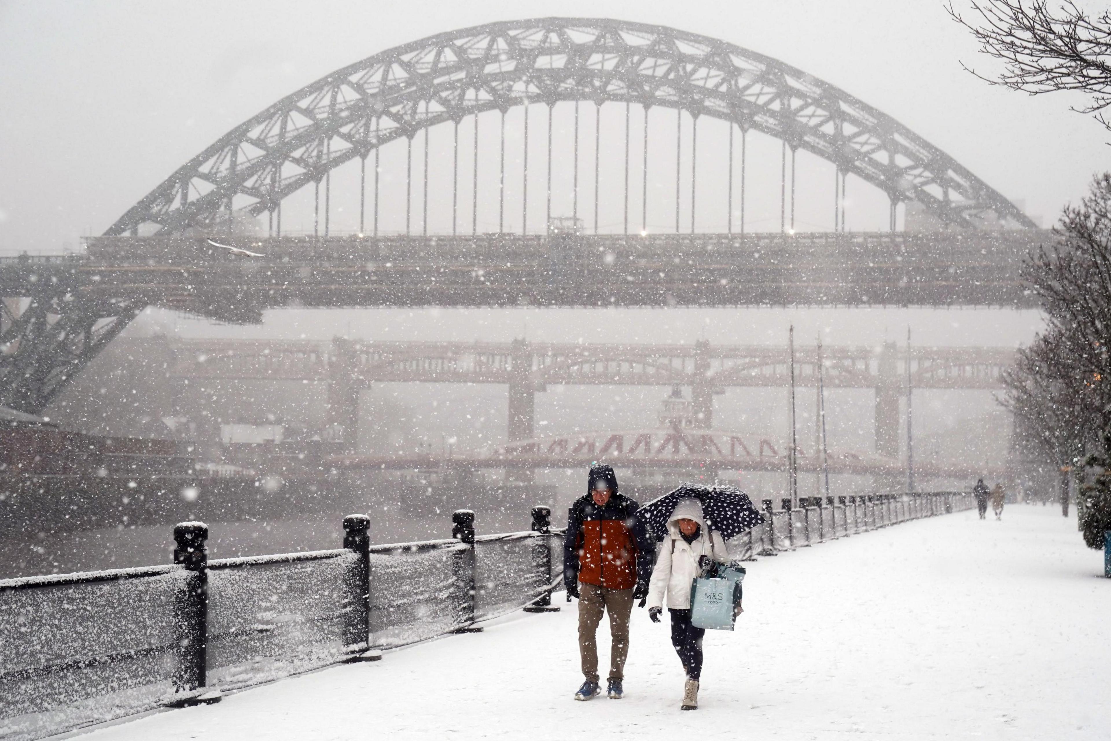 Snow moves into north-east England with a warning of ice - BBC News