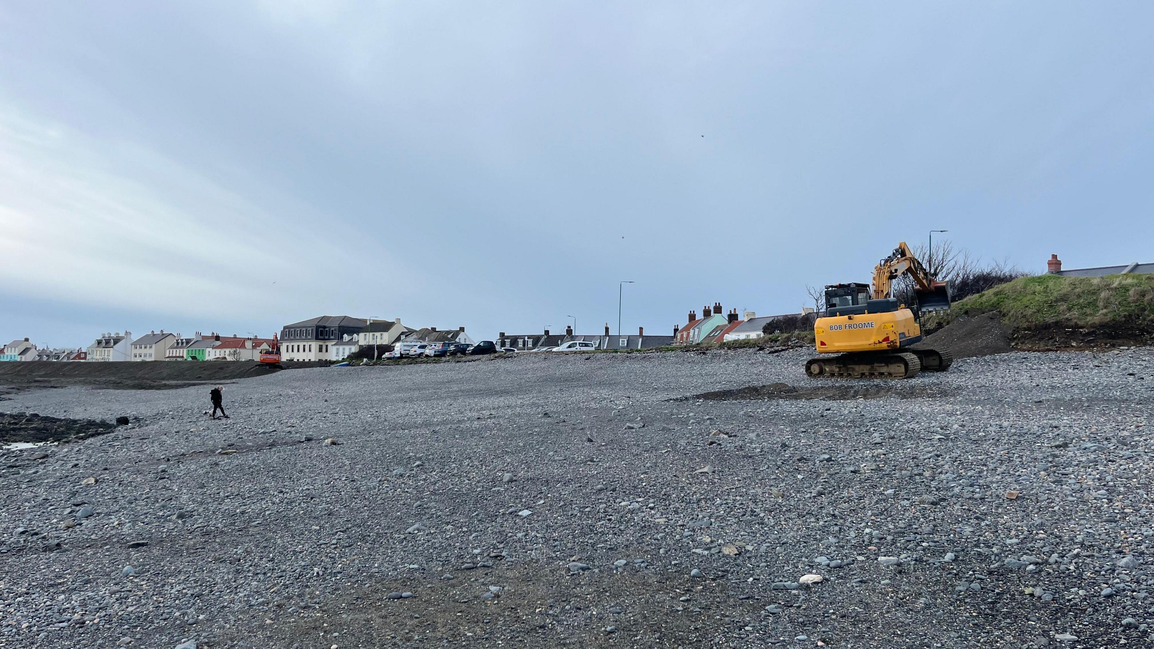 Shingle re-profiled after storm activity in Guernsey - BBC News