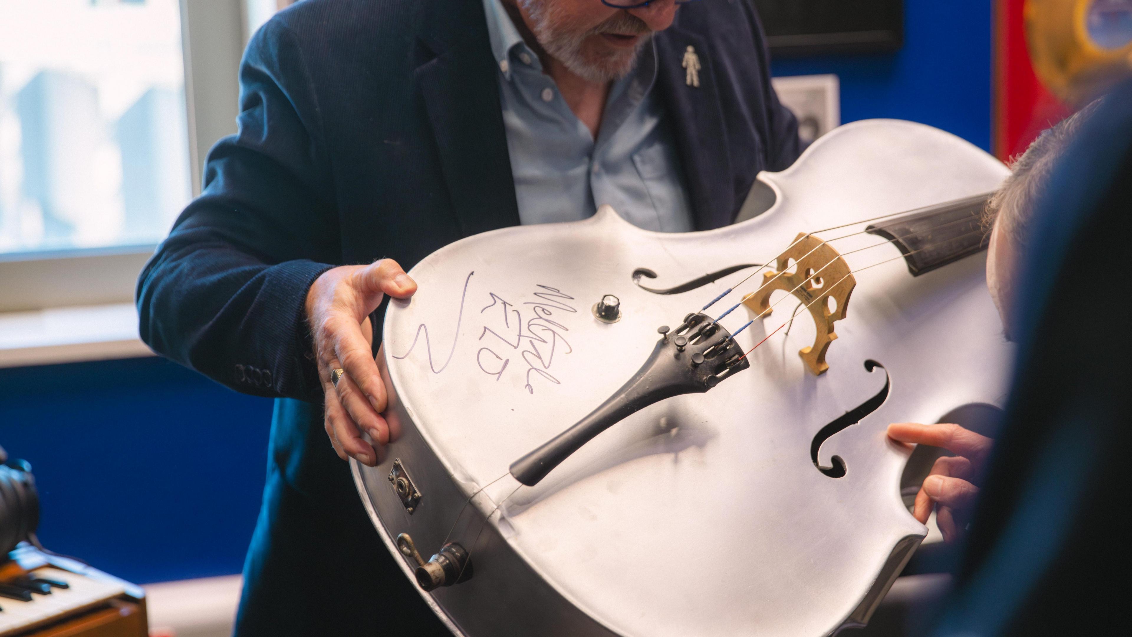 ELO's electric cello donated to Royal Birmingham Conservatoire - BBC News