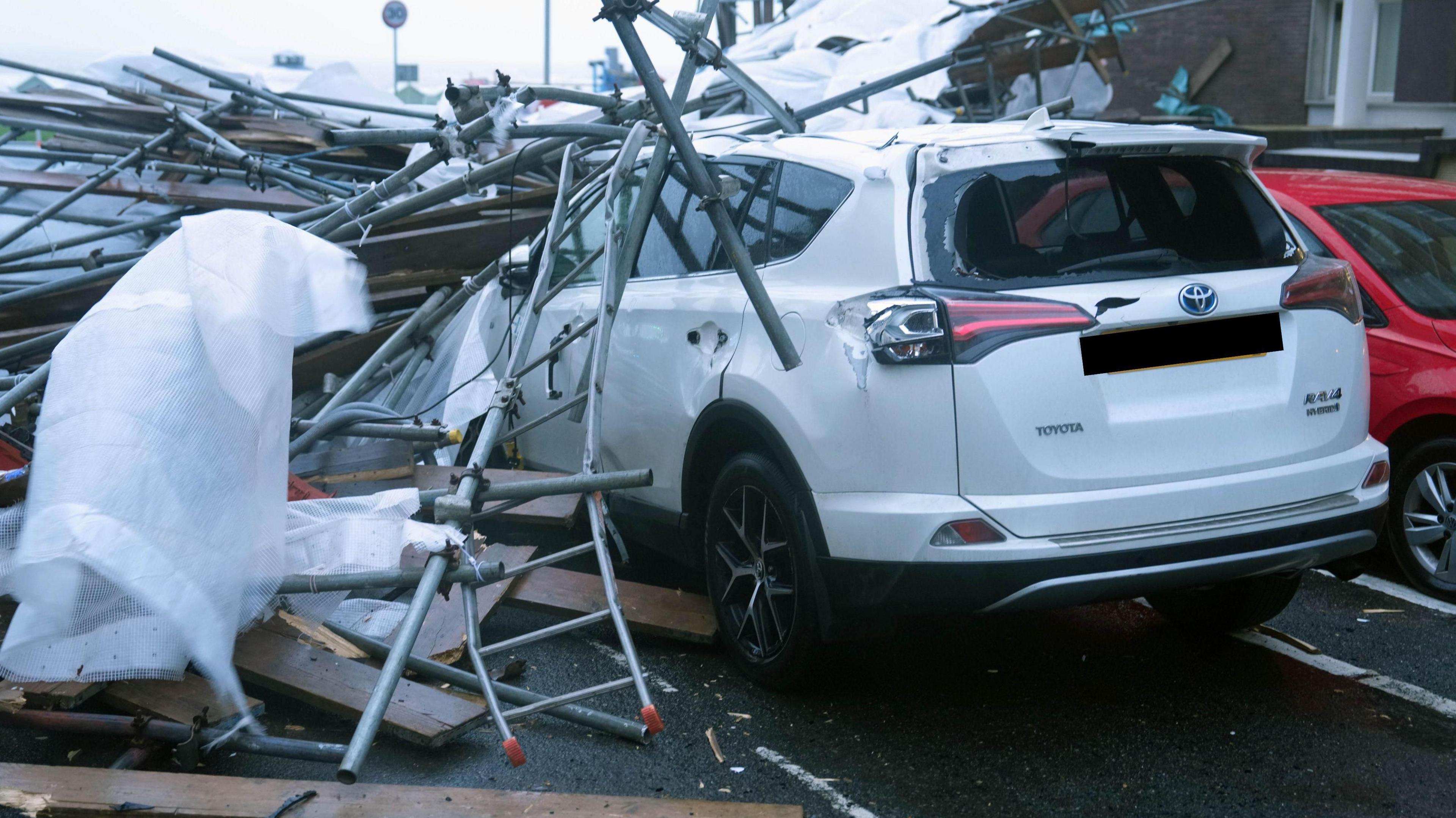 Clear up continues in Hove after scaffolding collapses onto cars - BBC News