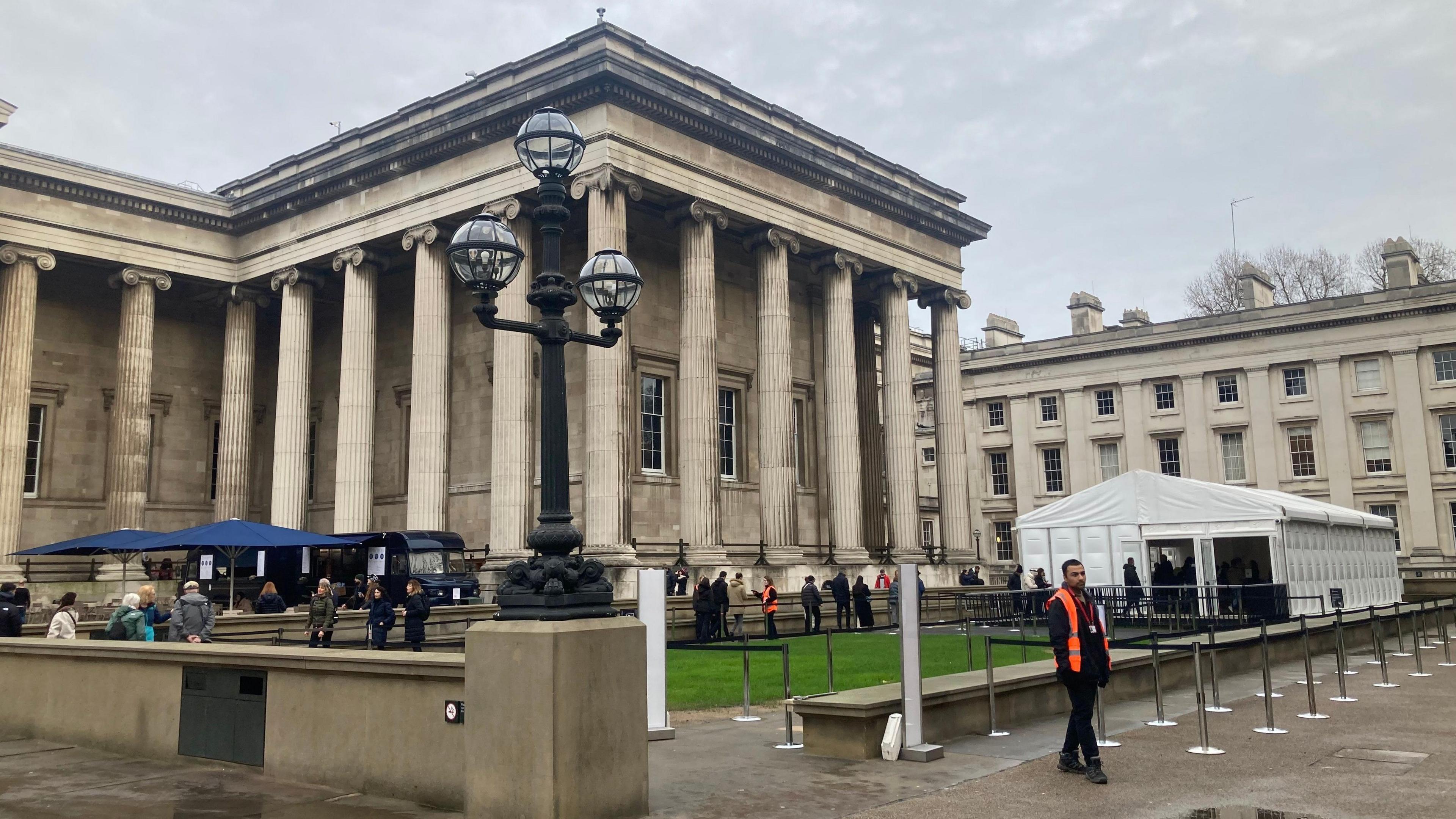 British Museum building plans 'like a wine bar', say opponents - BBC News