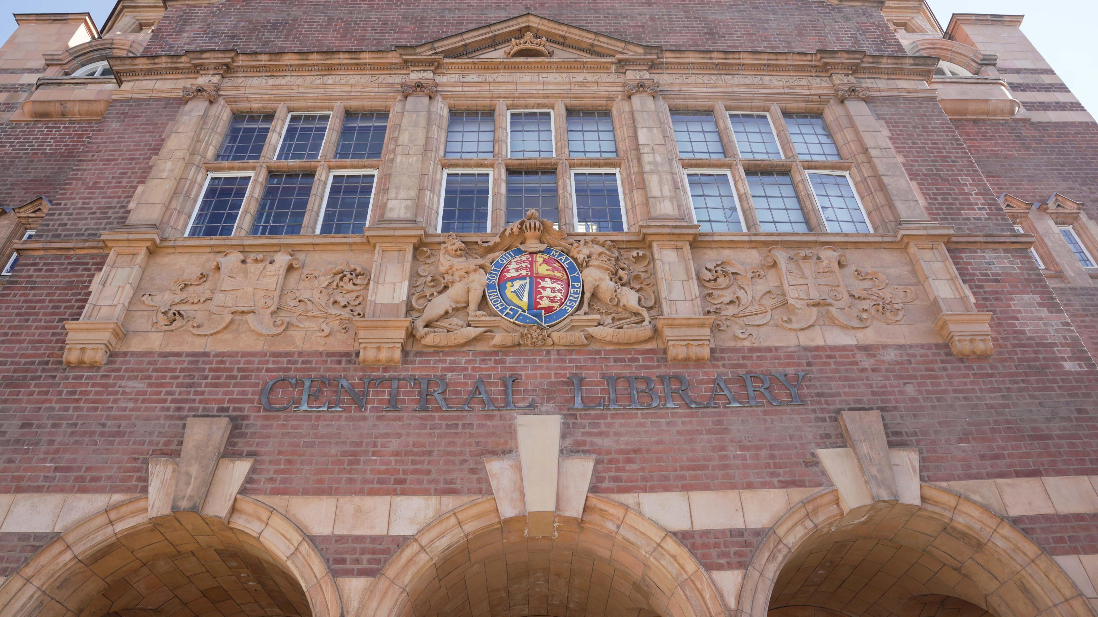 Wolverhampton Library's restored facade unveiled - BBC News