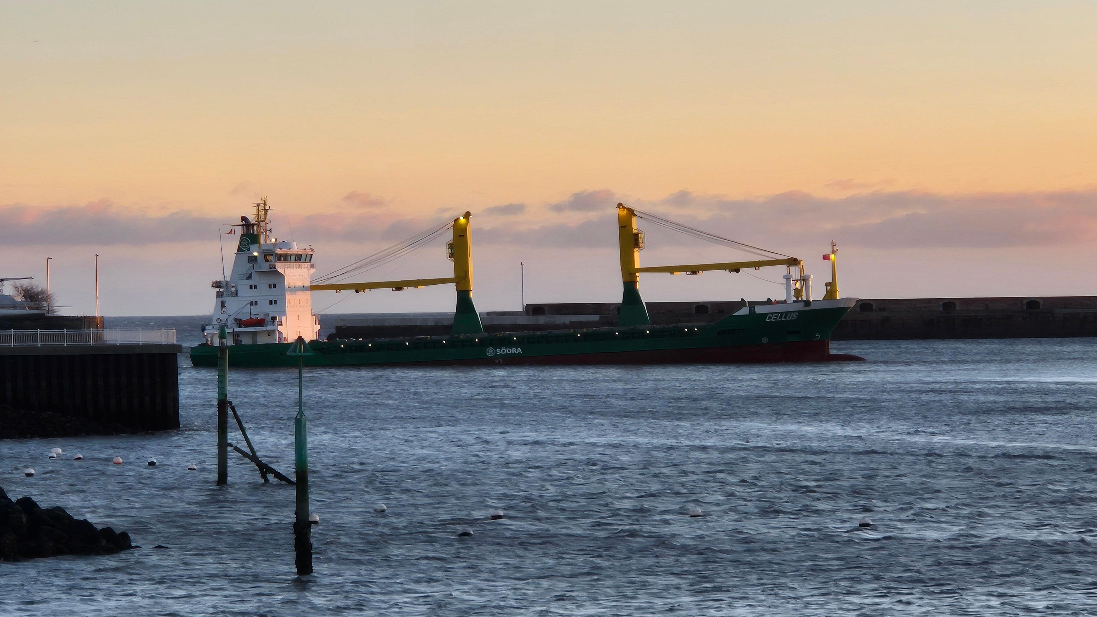 Cargo ship runs aground entering Port of Sunderland - BBC News