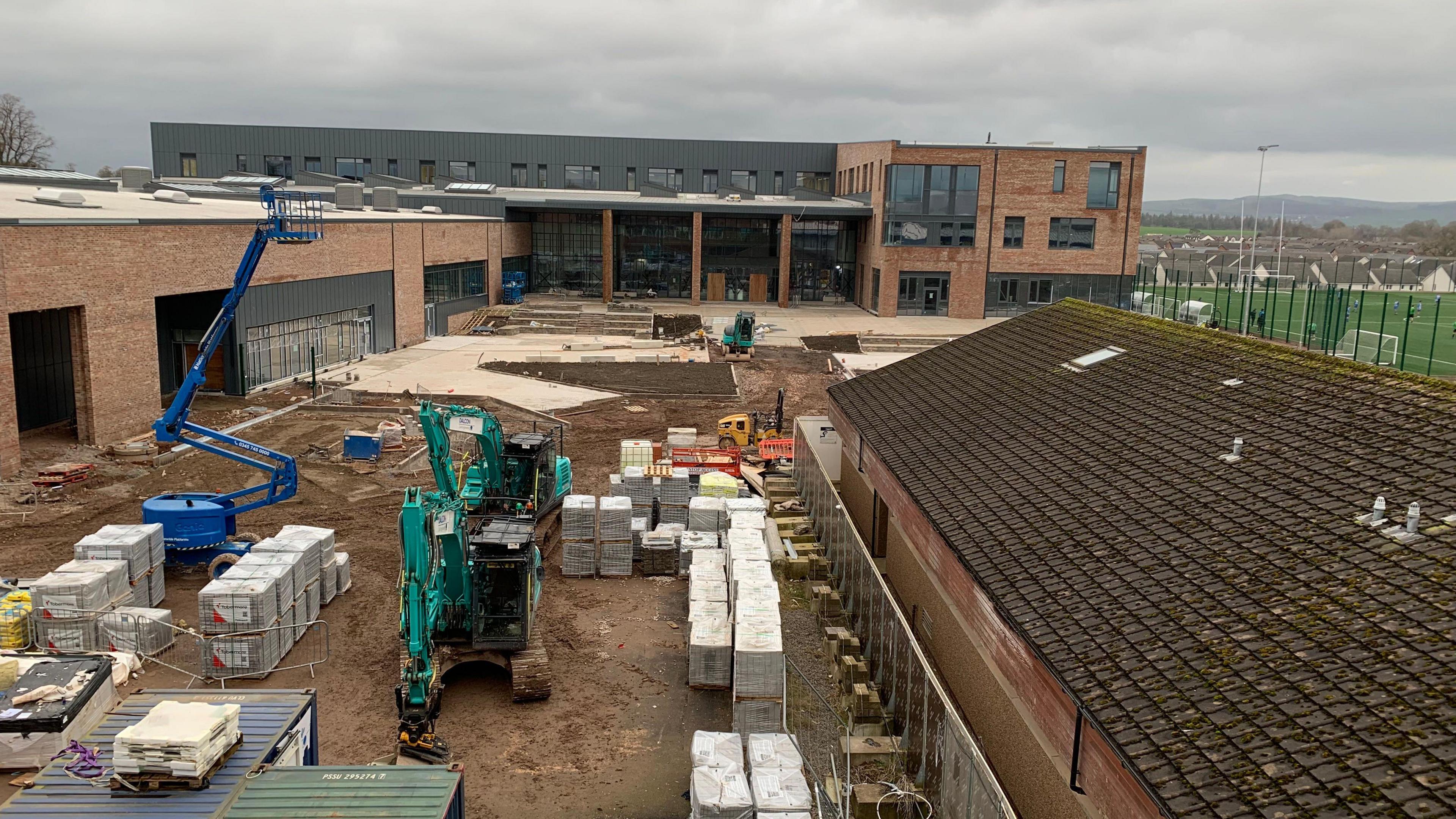 Hundreds sign up for farewell tour of Dumfries High School - BBC News