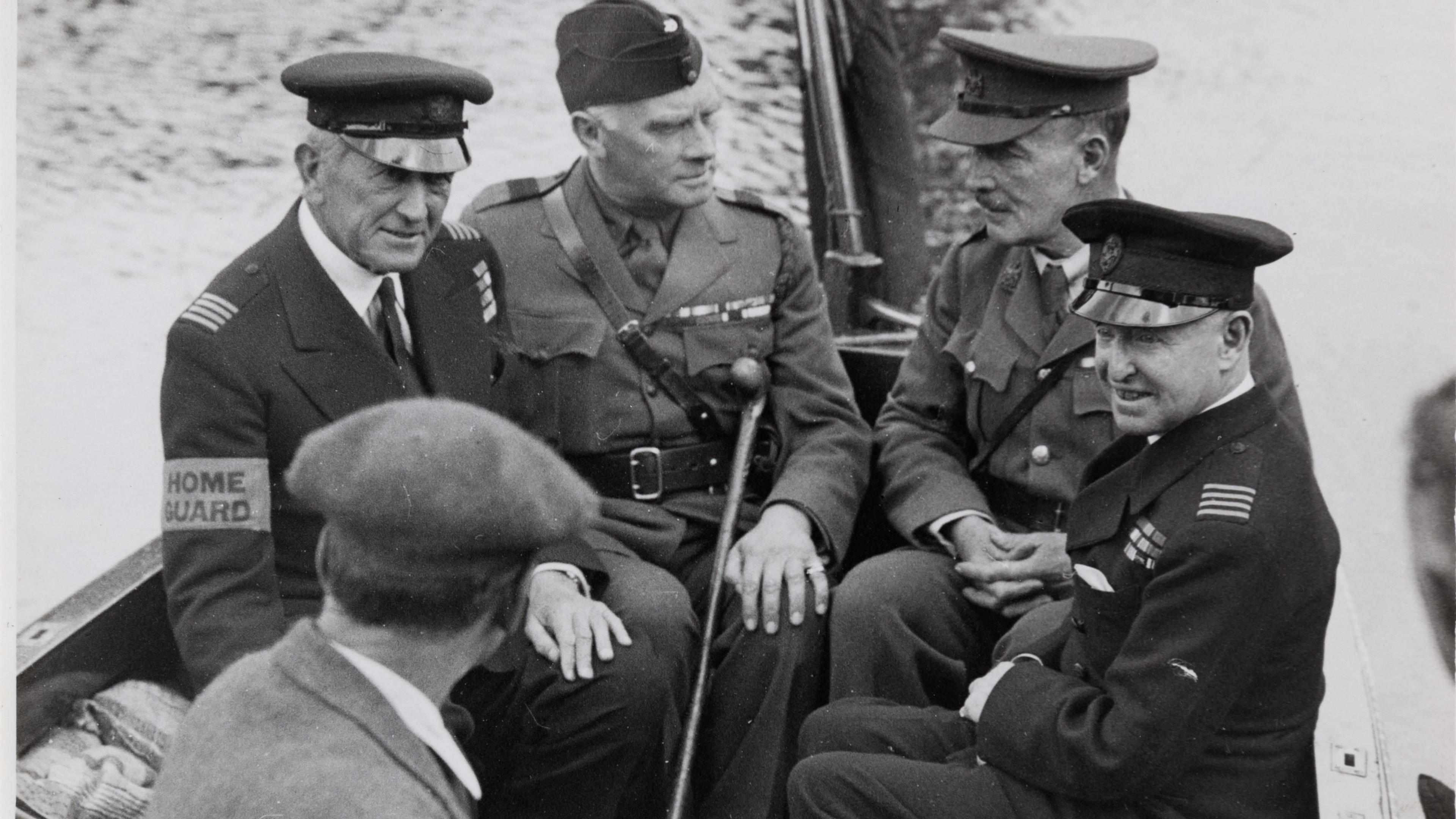 Secret Berkshire: The 'Dad's Army' guarding the Thames in WW2 - BBC News