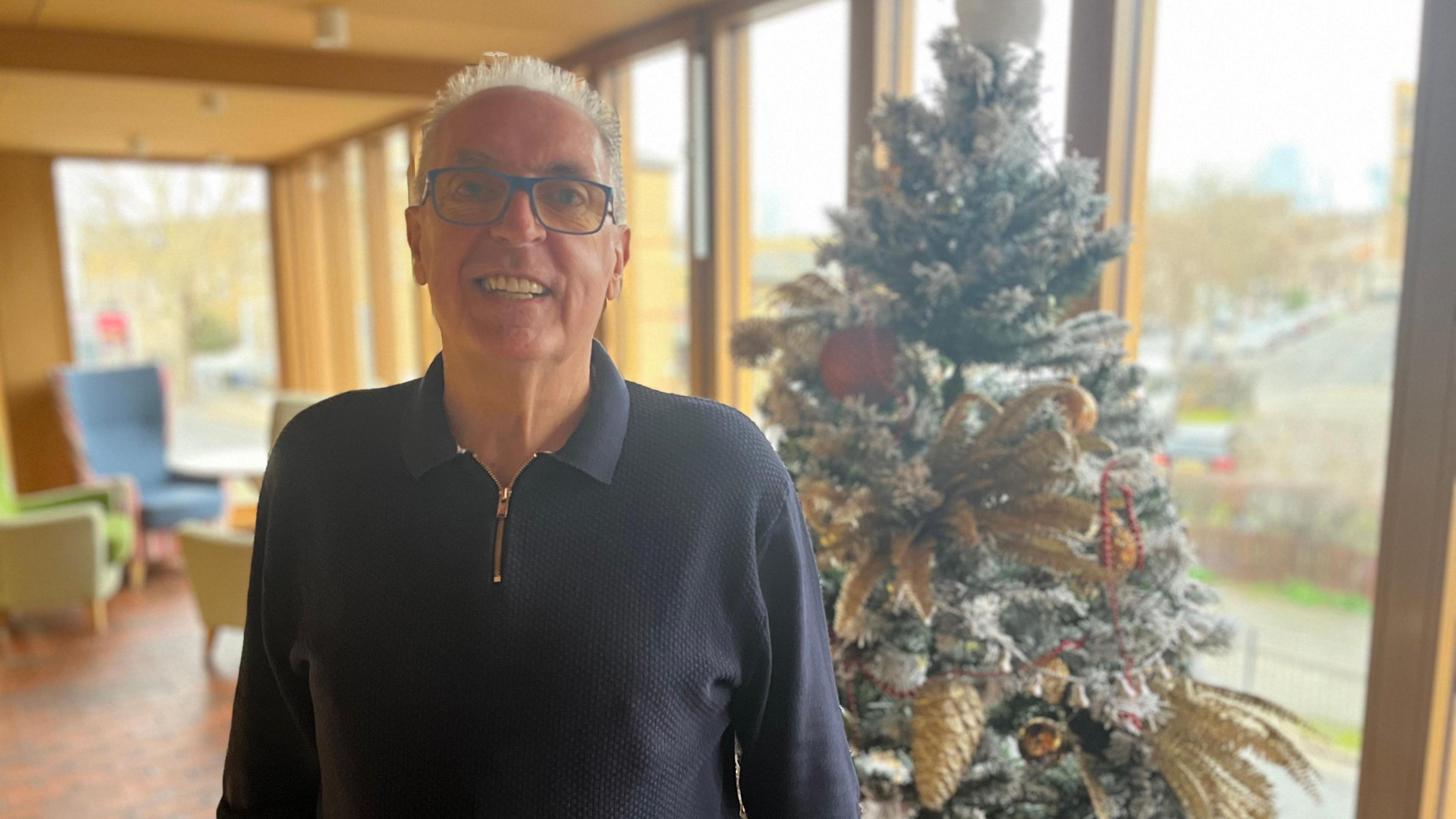 The London almshouse tackling loneliness at Christmas - BBC News