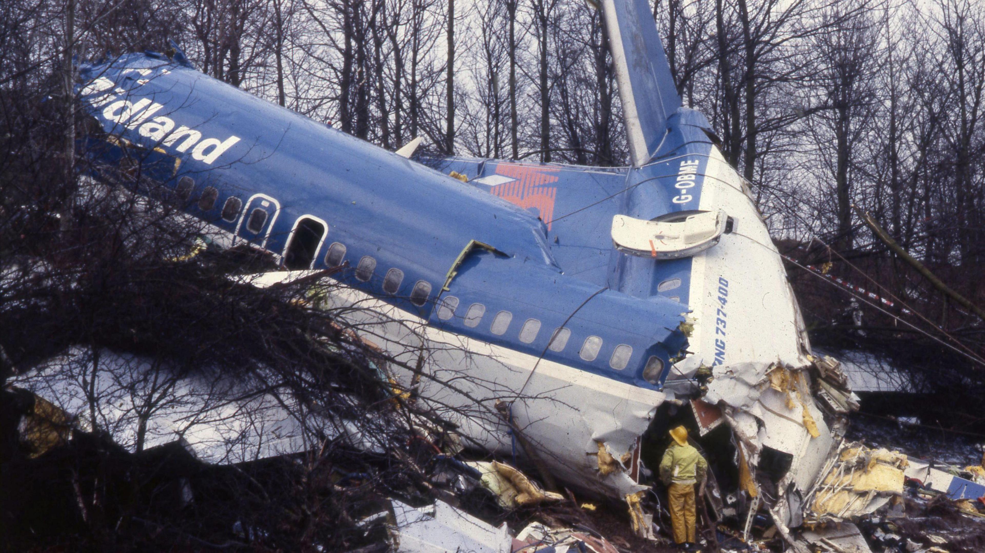 Kegworth air disaster medic 'still sees wreckage' - BBC News