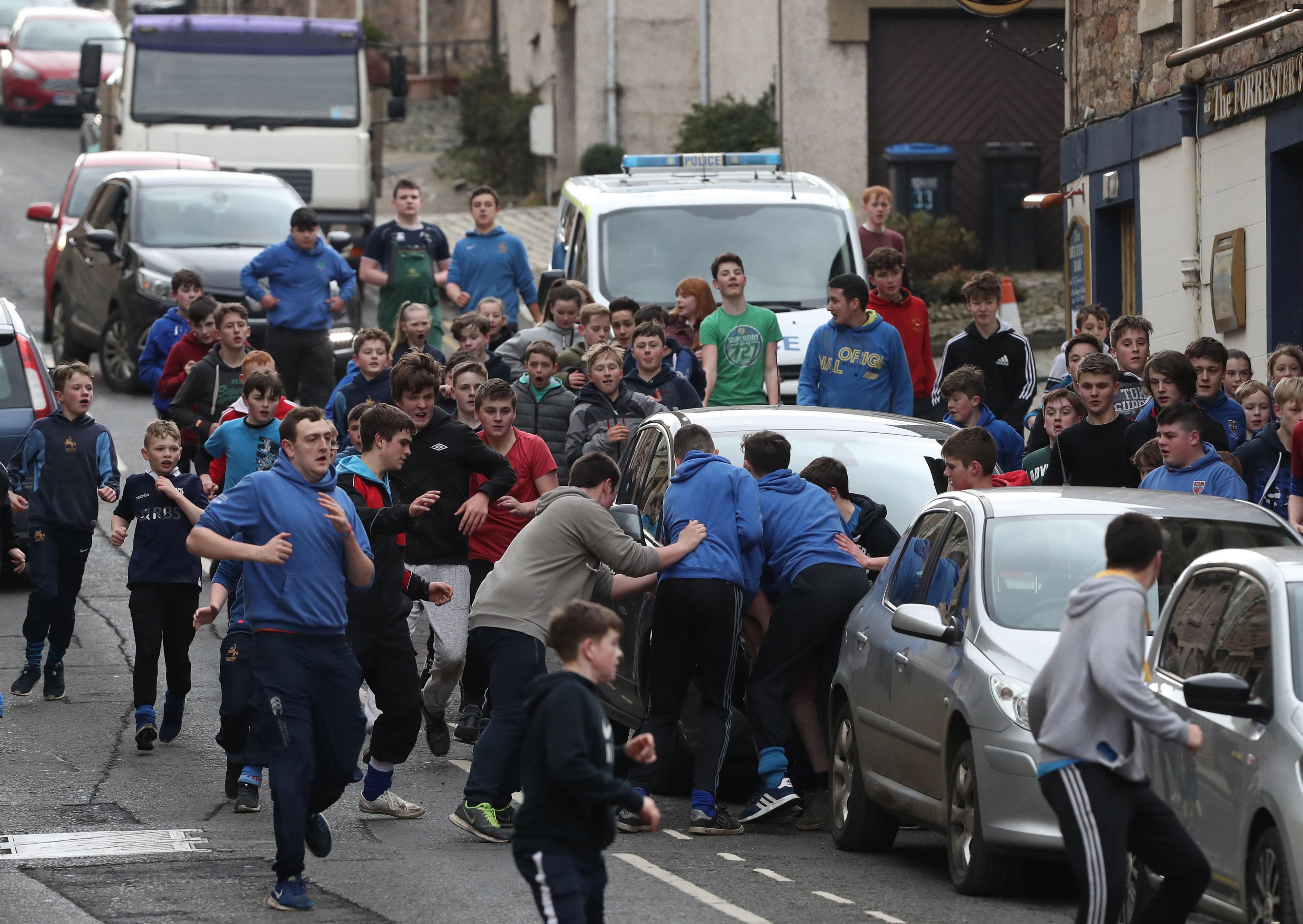 In pictures: Uppies battle the Doonies in Jedburgh's ba' game - BBC News
