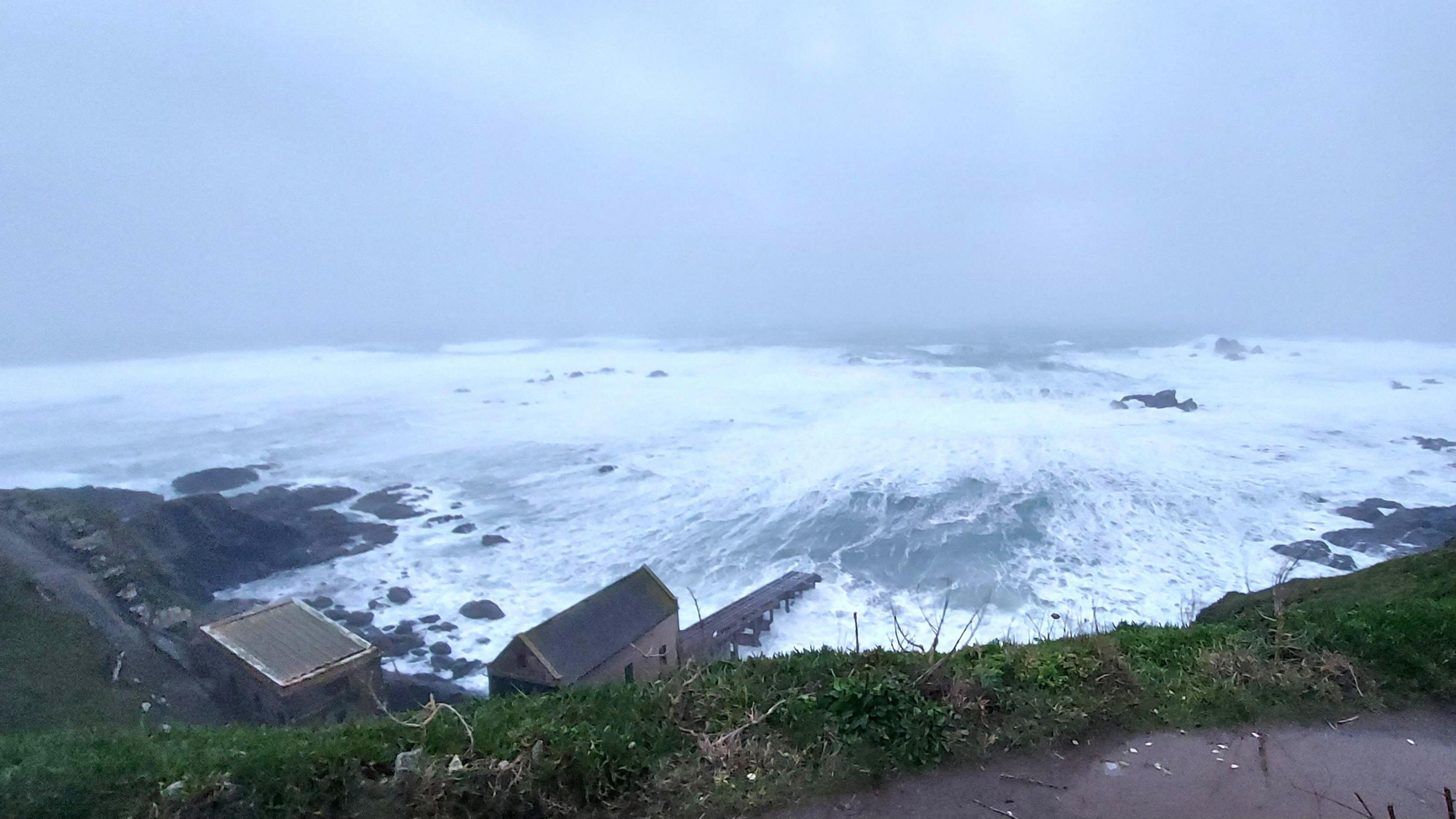 Minister gives storm resilience assurances to Cornwall - BBC News