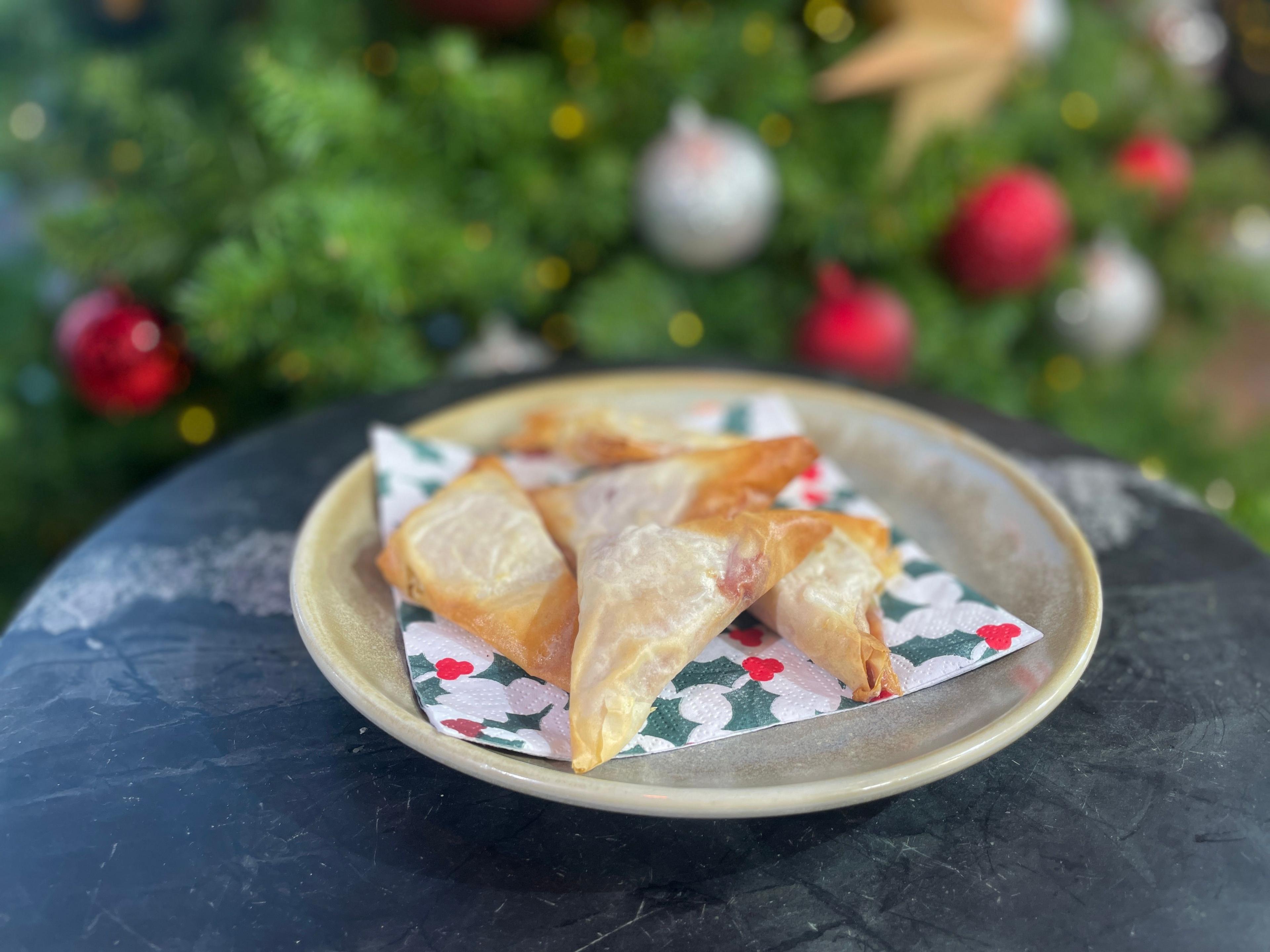 Festive brie and cranberry filo parcels you can make in minutes - BBC